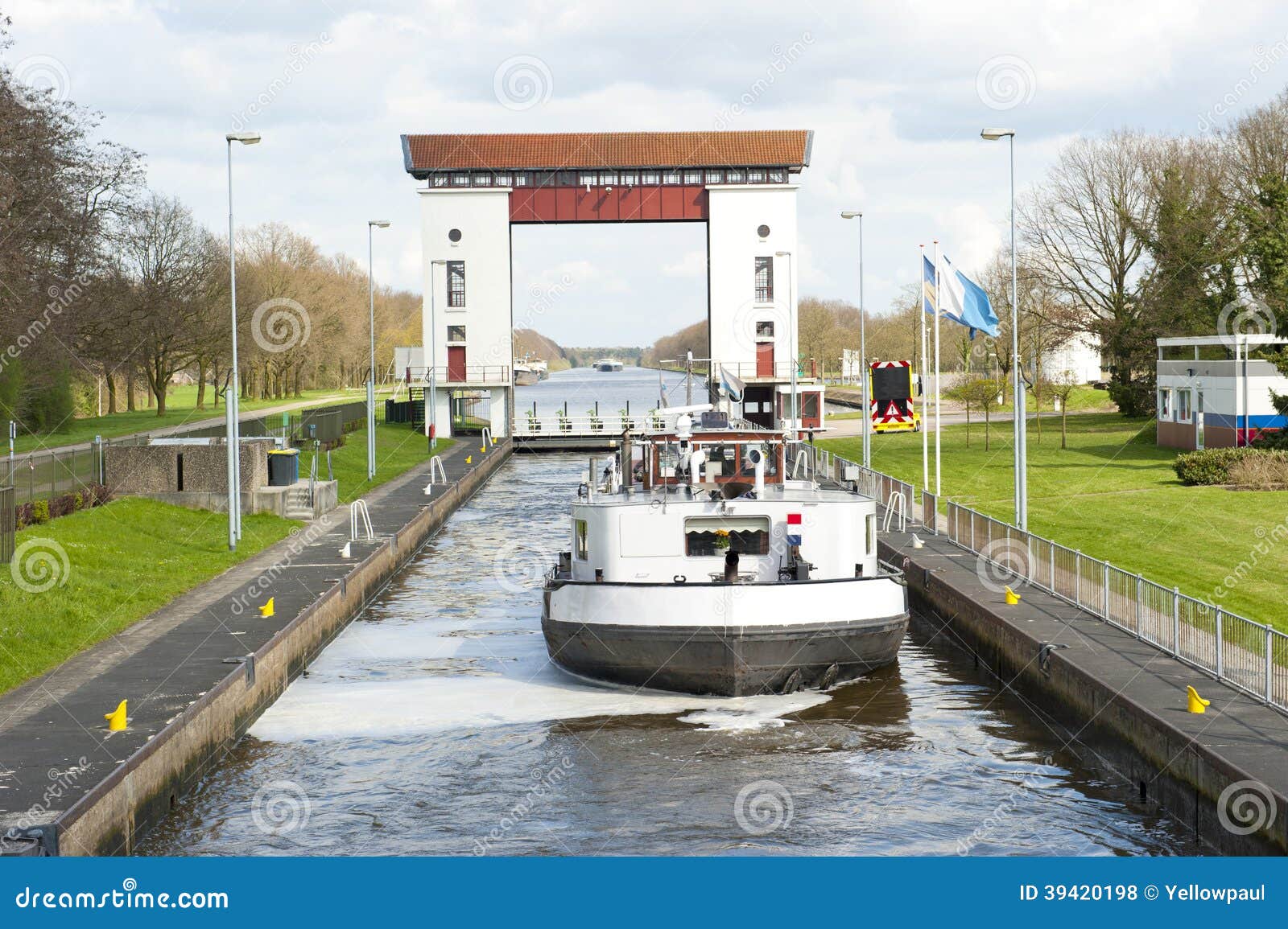 Sluisdeuren En Kanalen Met Boot Stock Foto - Image of sluis, sluisdeur ...