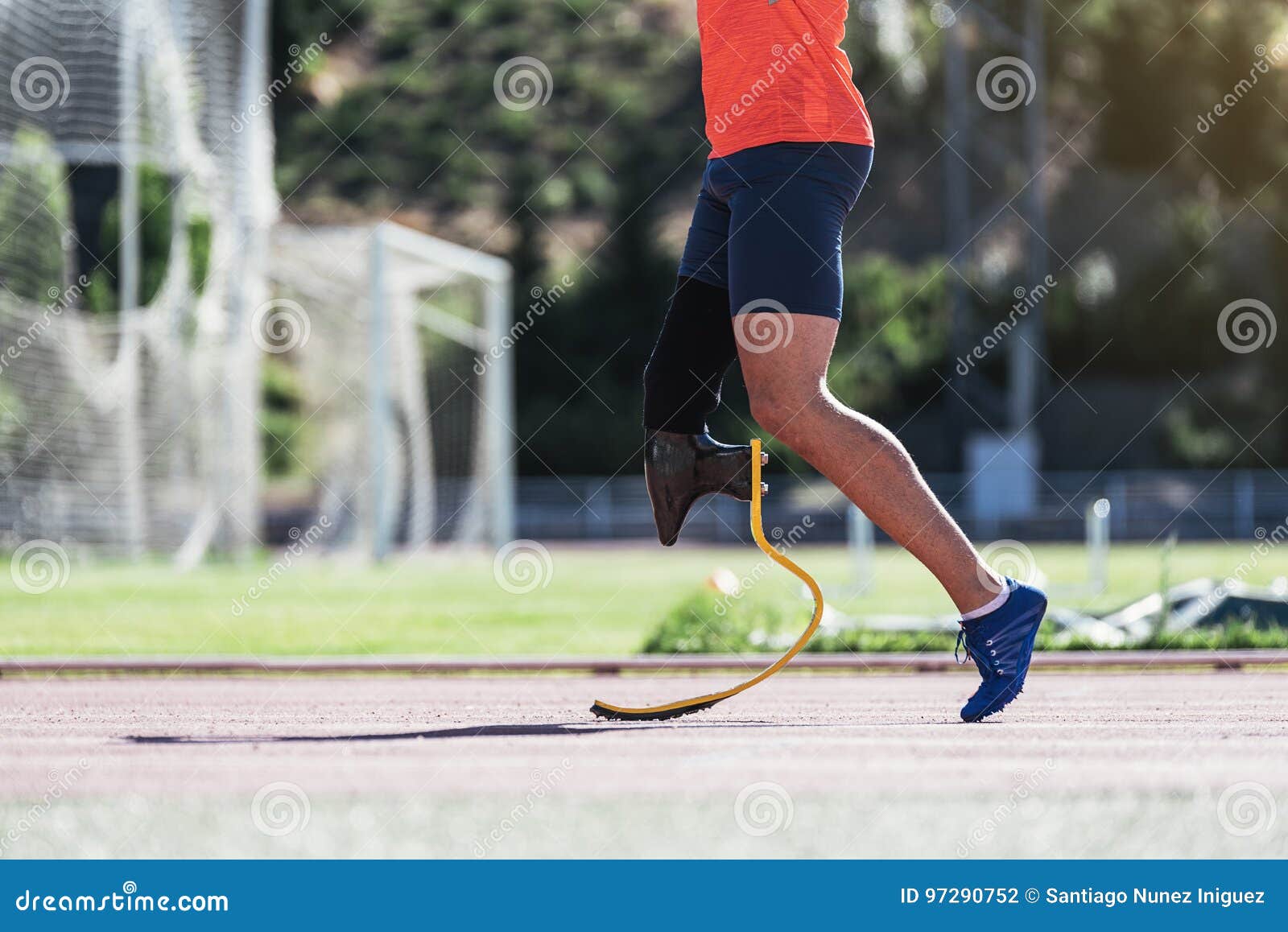 Sluit Omhoog Gehandicapte Mensenatleet Met Beenprothese Stock Foto ...
