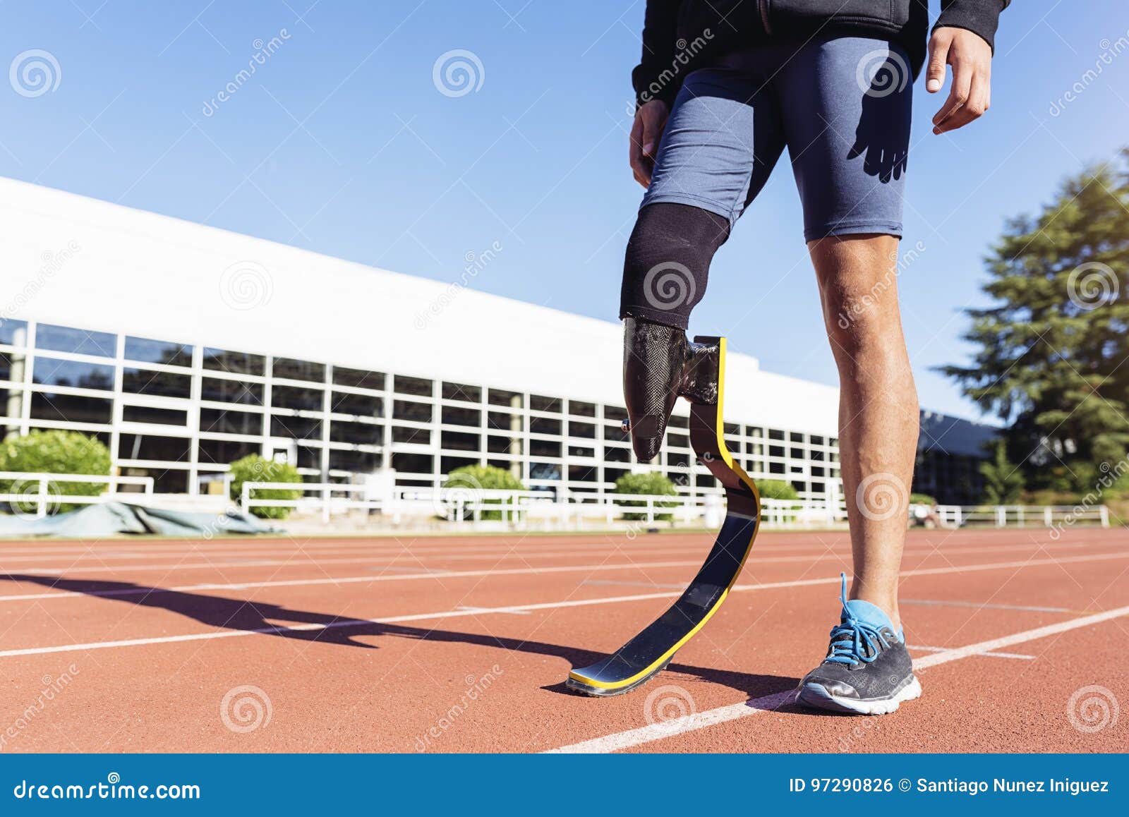 Sluit Omhoog Gehandicapte Mensenatleet Met Beenprothese Stock Foto ...