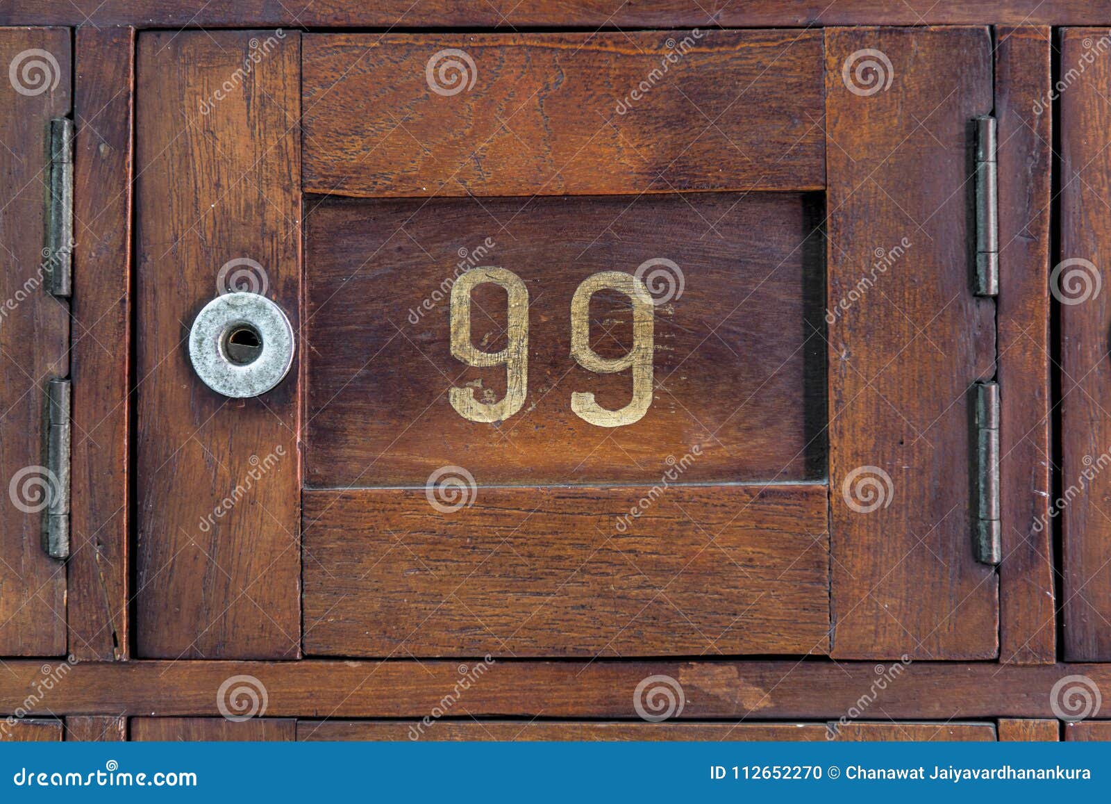 Sluit Omhoog Oude Houten Postbus Met Nummer 99 Stock Foto - Image of ...