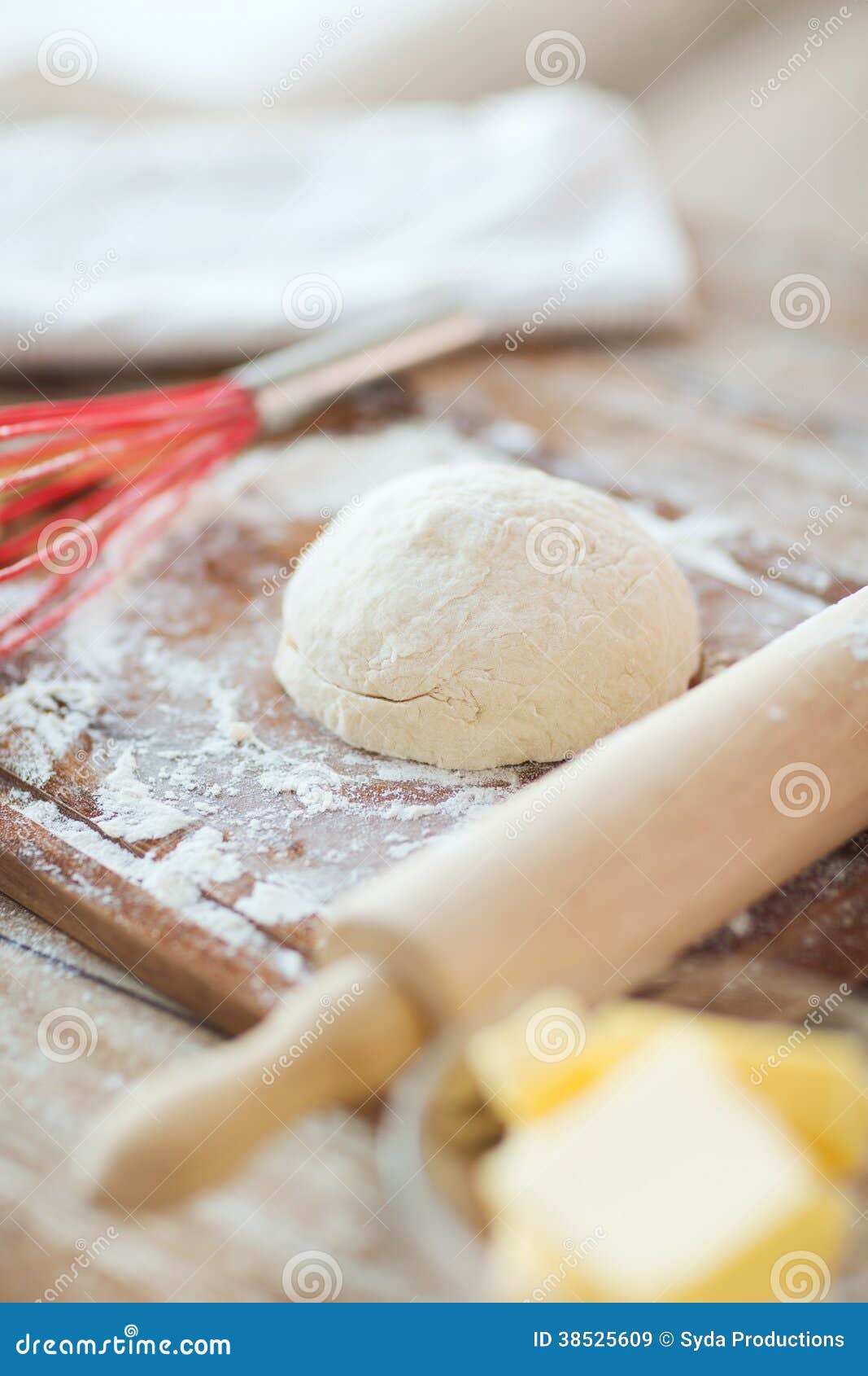 Sluit Omhoog Van Brooddeeg Op Scherpe Raad Stock Afbeelding - Image of ...