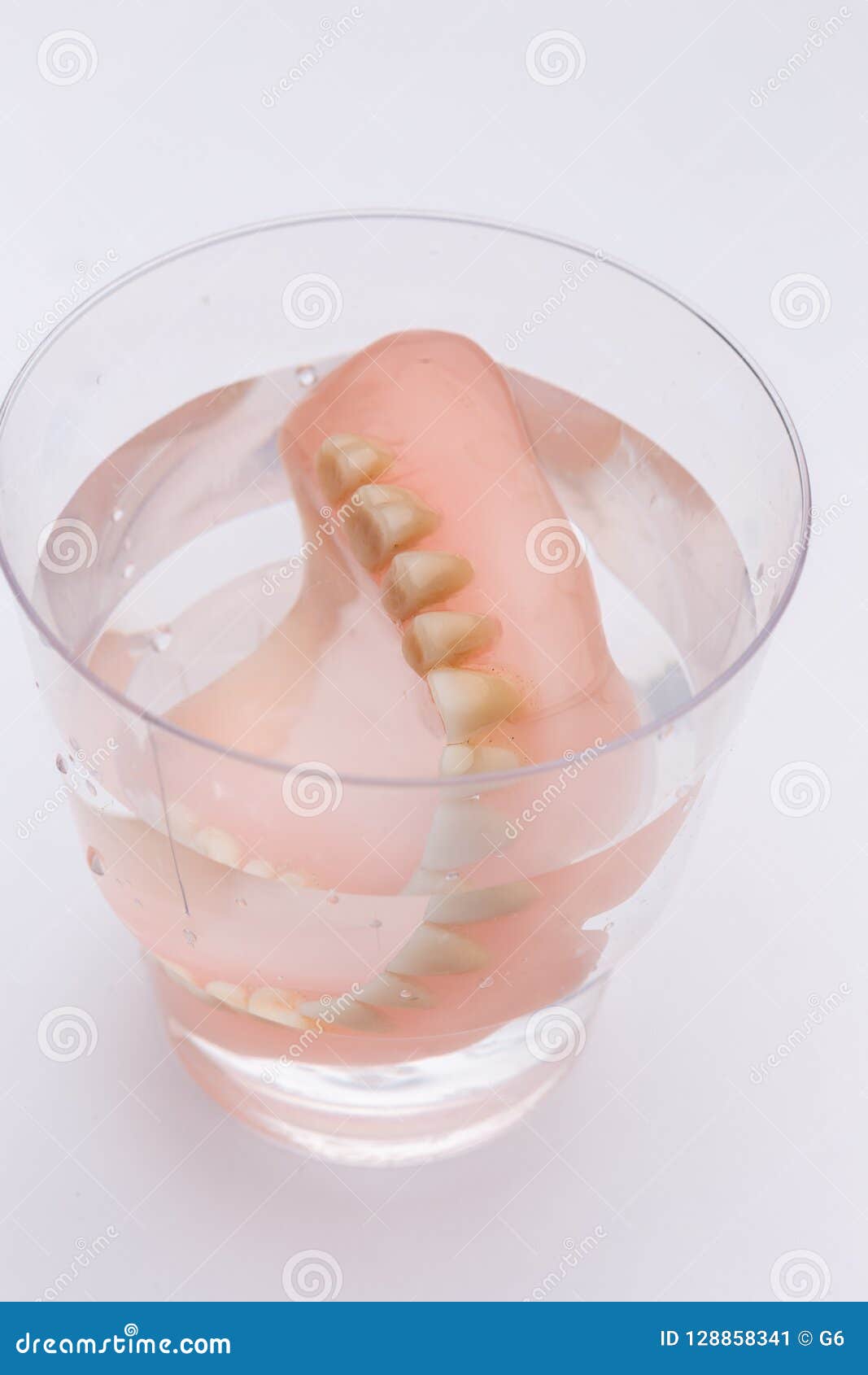 Sluit Omhoog Van Gebit in Glas Water Op Witte Achtergrond Stock ...