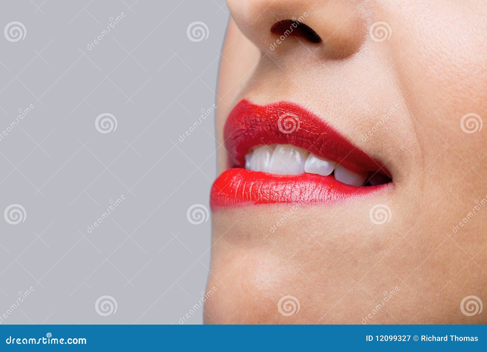 Sluit Omhoog Vrouw Bijtend Haar Rode Lippen Stock Afbeelding - Image of ...
