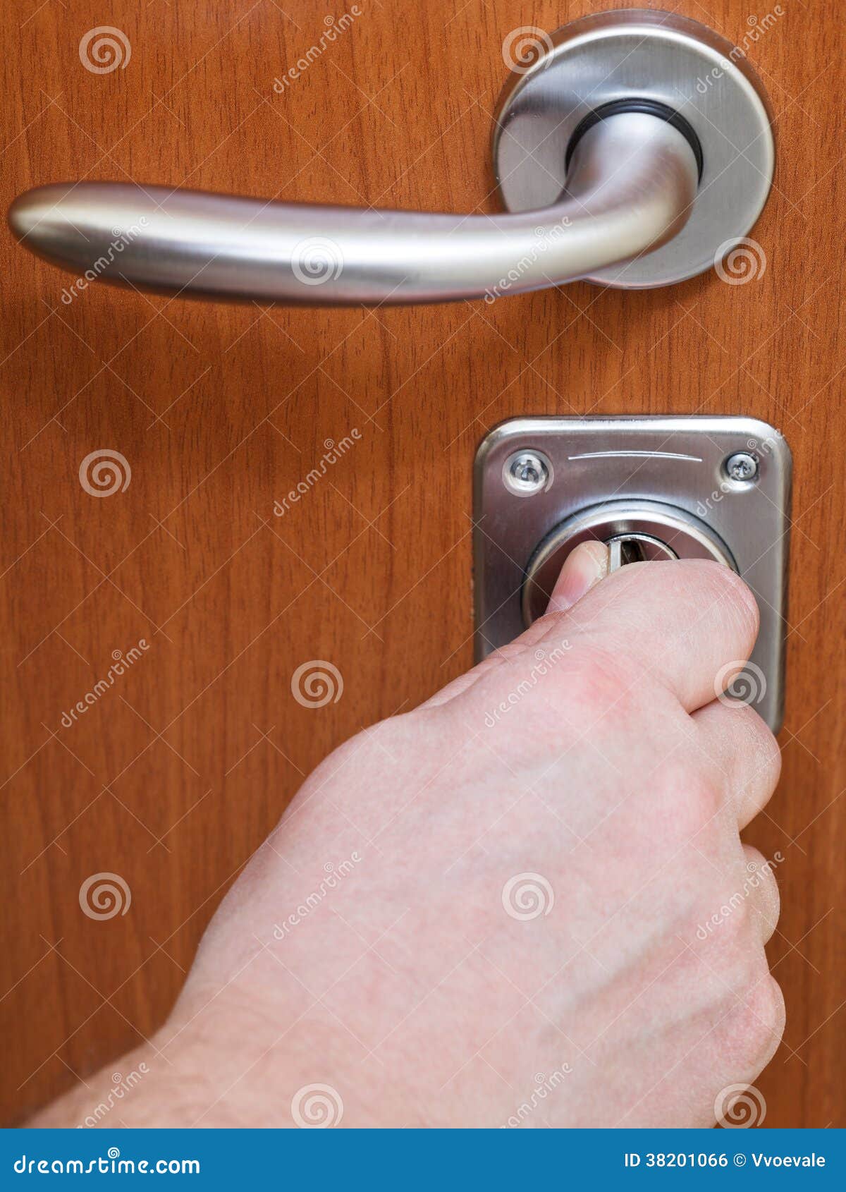 Sluitende Huisdeur Door Sleutel Stock Foto - Image of staal, sluiting ...