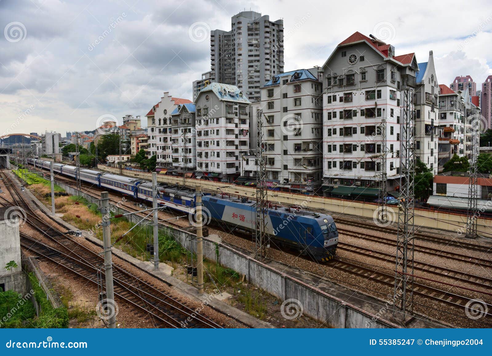 Slums and train editorial photography. Image of labour - 55385247