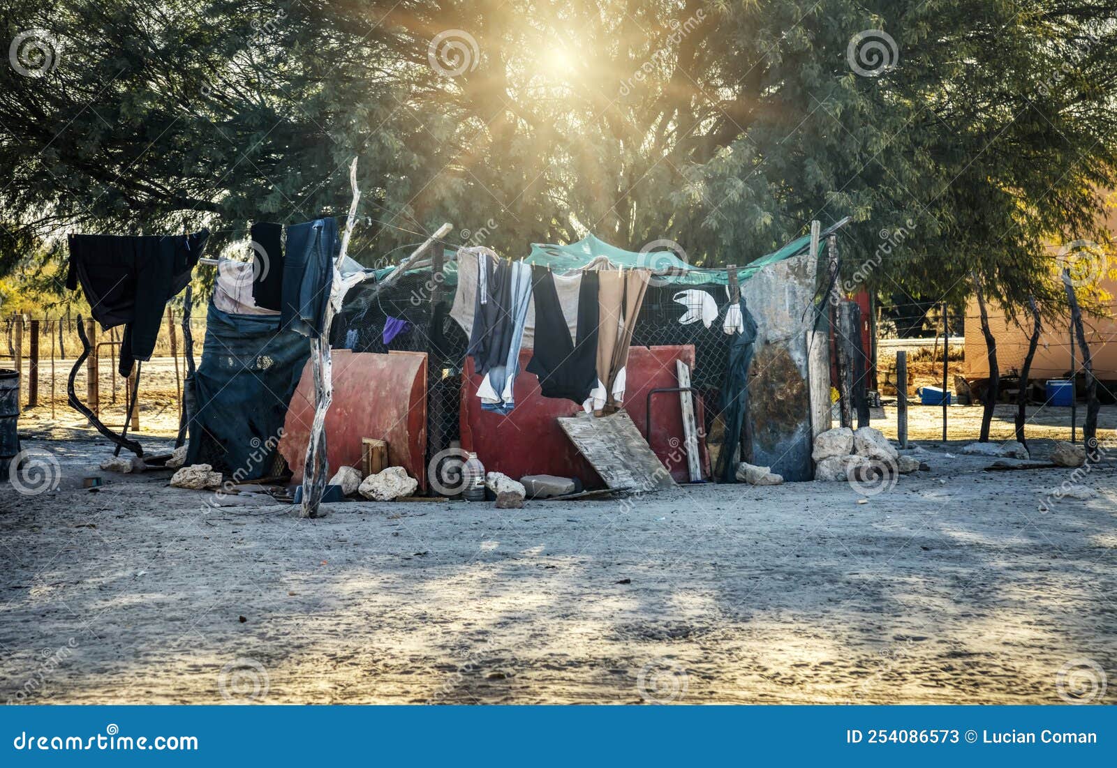 Slumsy obraz stock. Obraz złożonej z bieda, niedola - 254086573