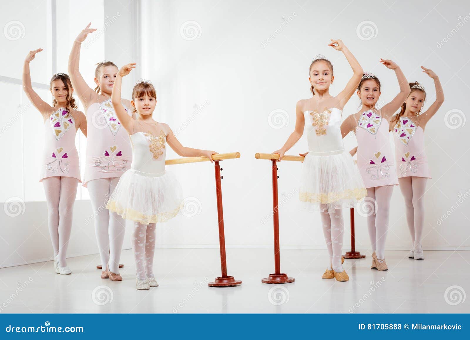 Små flickor som öva balett arkivfoto. Bild av barn, ungar - 81705888