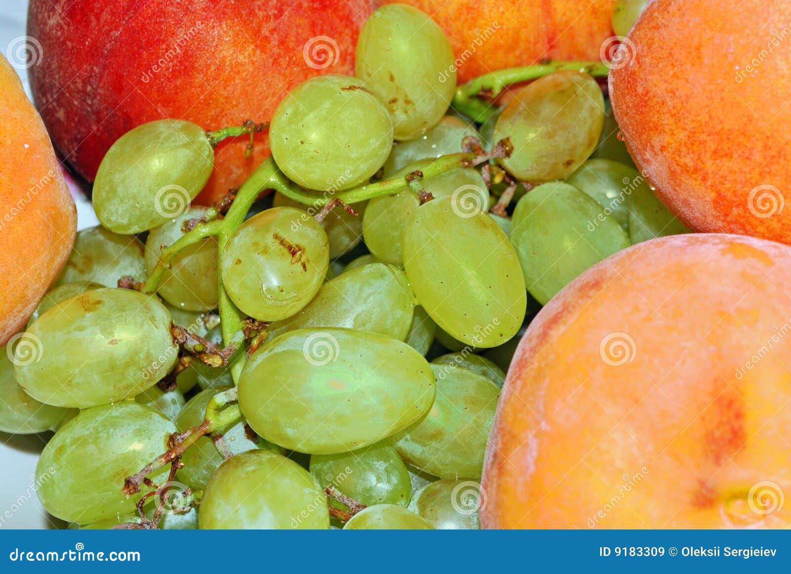 Smakelijke Bos Van Druiven En Perzik Stock Afbeelding - Image of ...