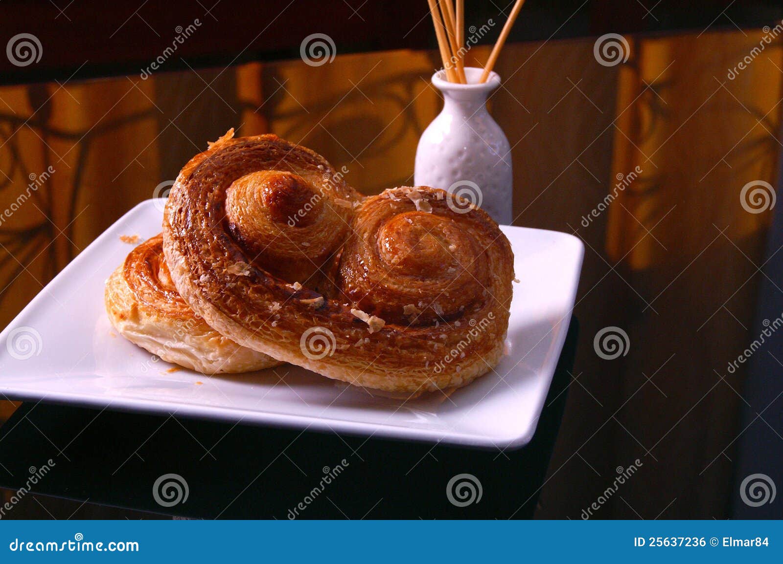 Smaklig dansk bakelse arkivfoto. Bild av kock, smulor - 25637236