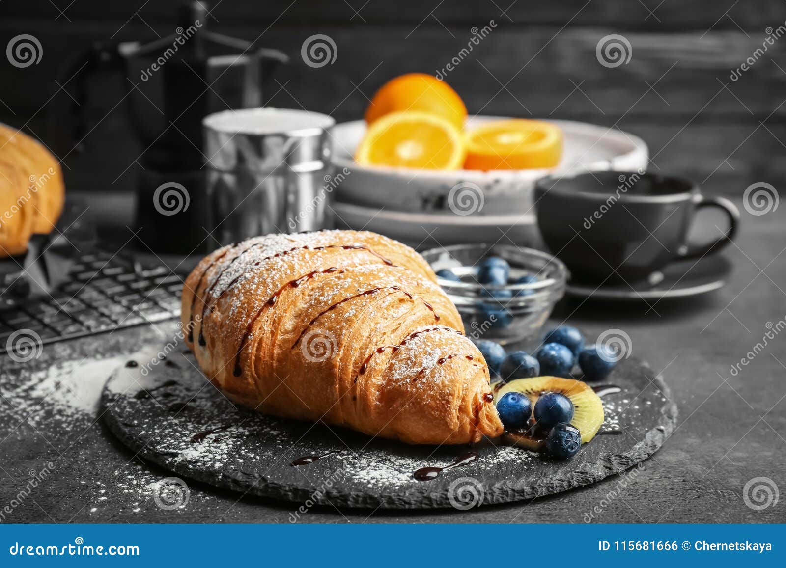 Smaklig Giffel Med Sockerpulver Arkivfoto - Bild av sött, bakelse ...