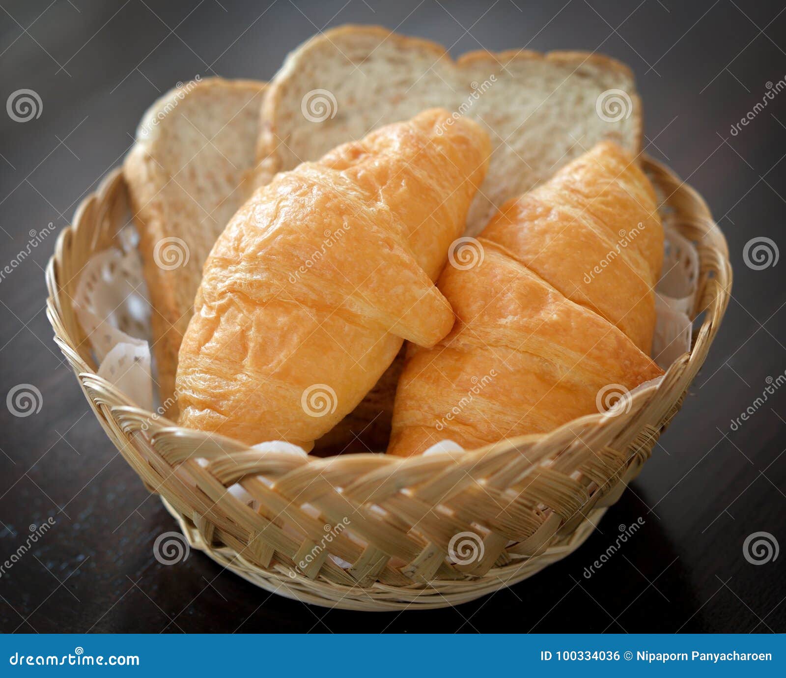 Smakliga giffel i korg arkivfoto. Bild av kaffe, efterrätt - 100334036