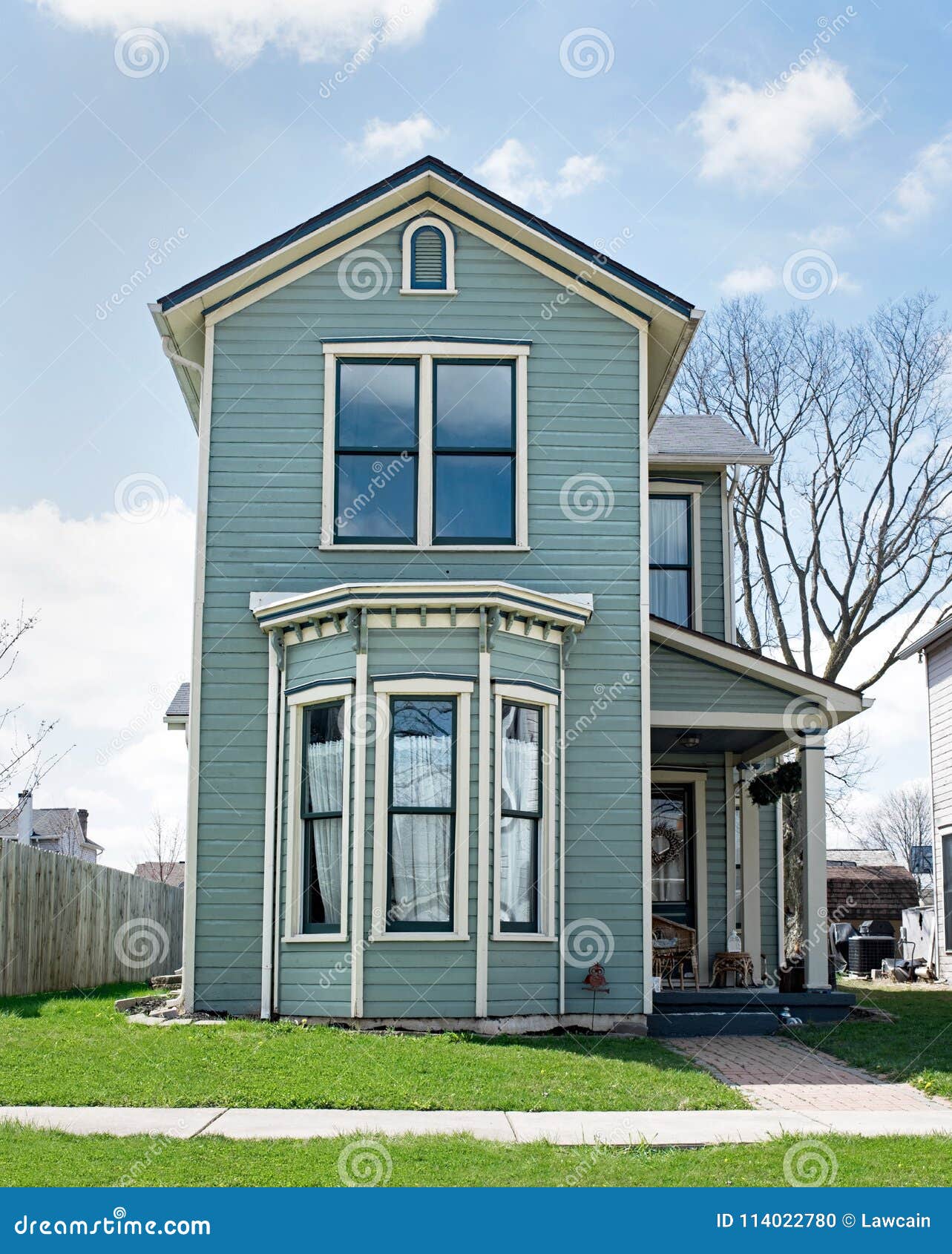 Smal Blauw Huis met Erker stock foto. Image of architectuur - 114022780