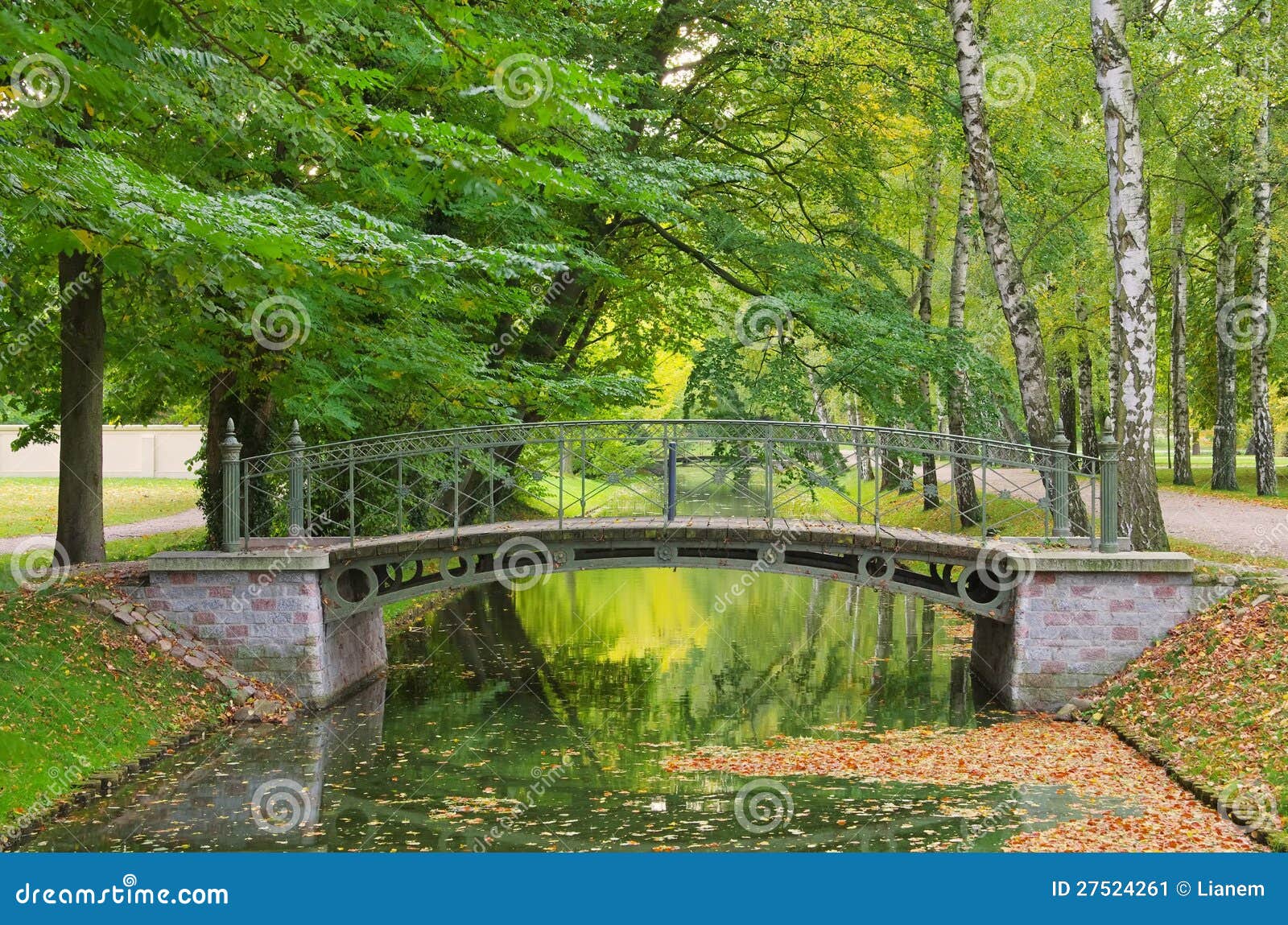 Small Bridge In Lake Kawaguchi And Cherry Blossoms And Mt. Fuji Japan ...