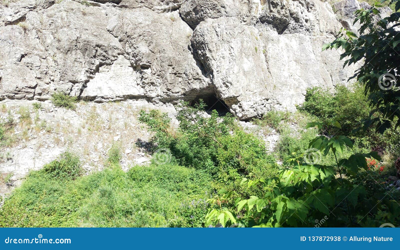 Lost Creek Tectonic Cave stock photo. Image of scenic - 137872938