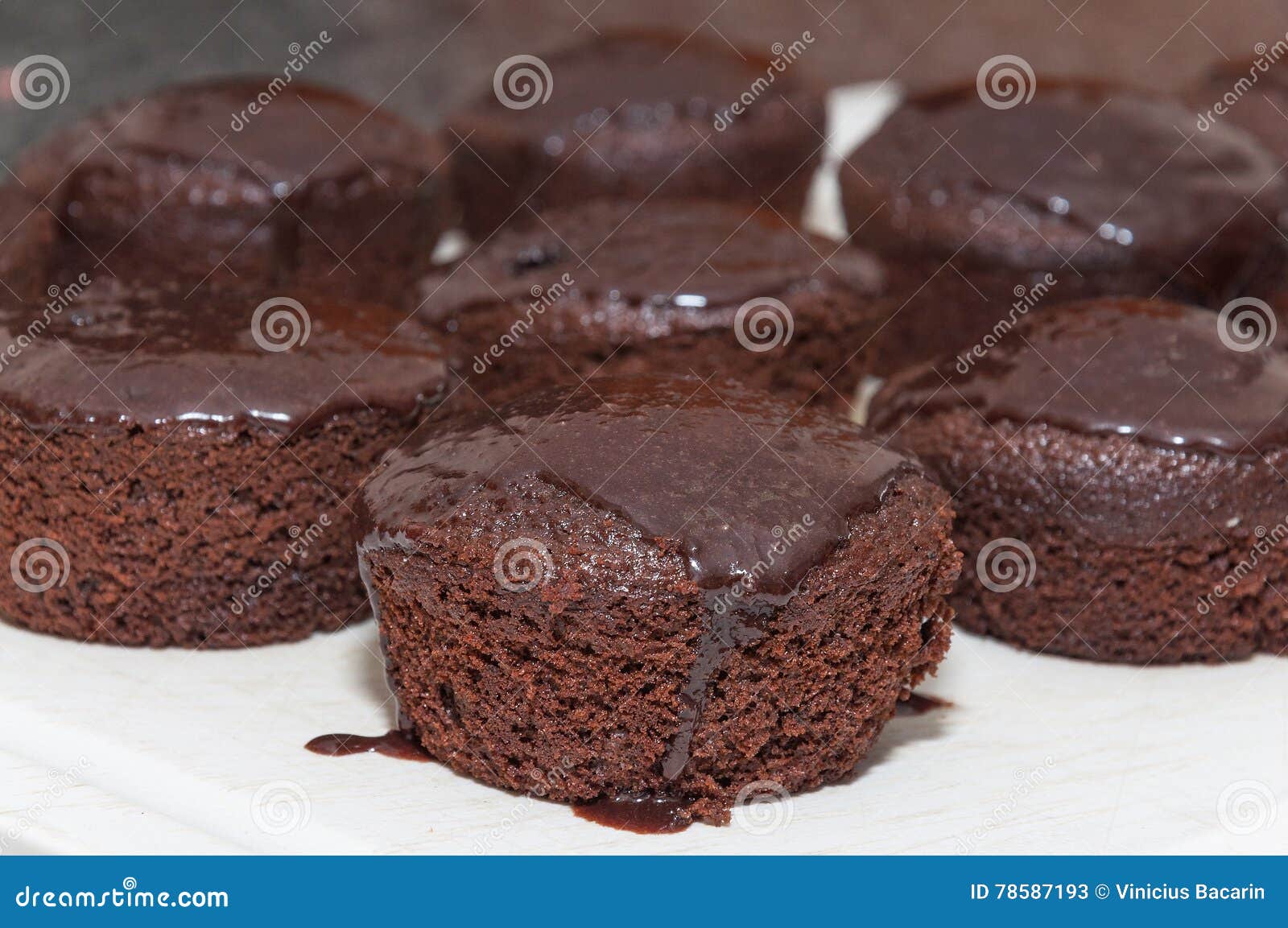 Small Chocolate Cakes Dripping Chocolate Icing Top Stock Photos - Free ...