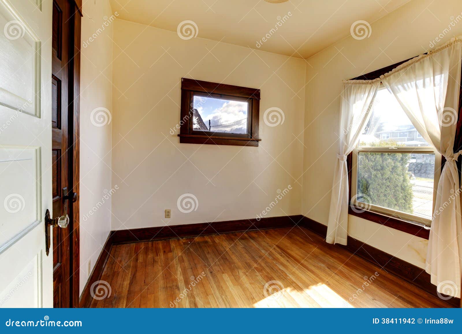 Small empty room stock photo. Image of house, home, curtains - 38411942