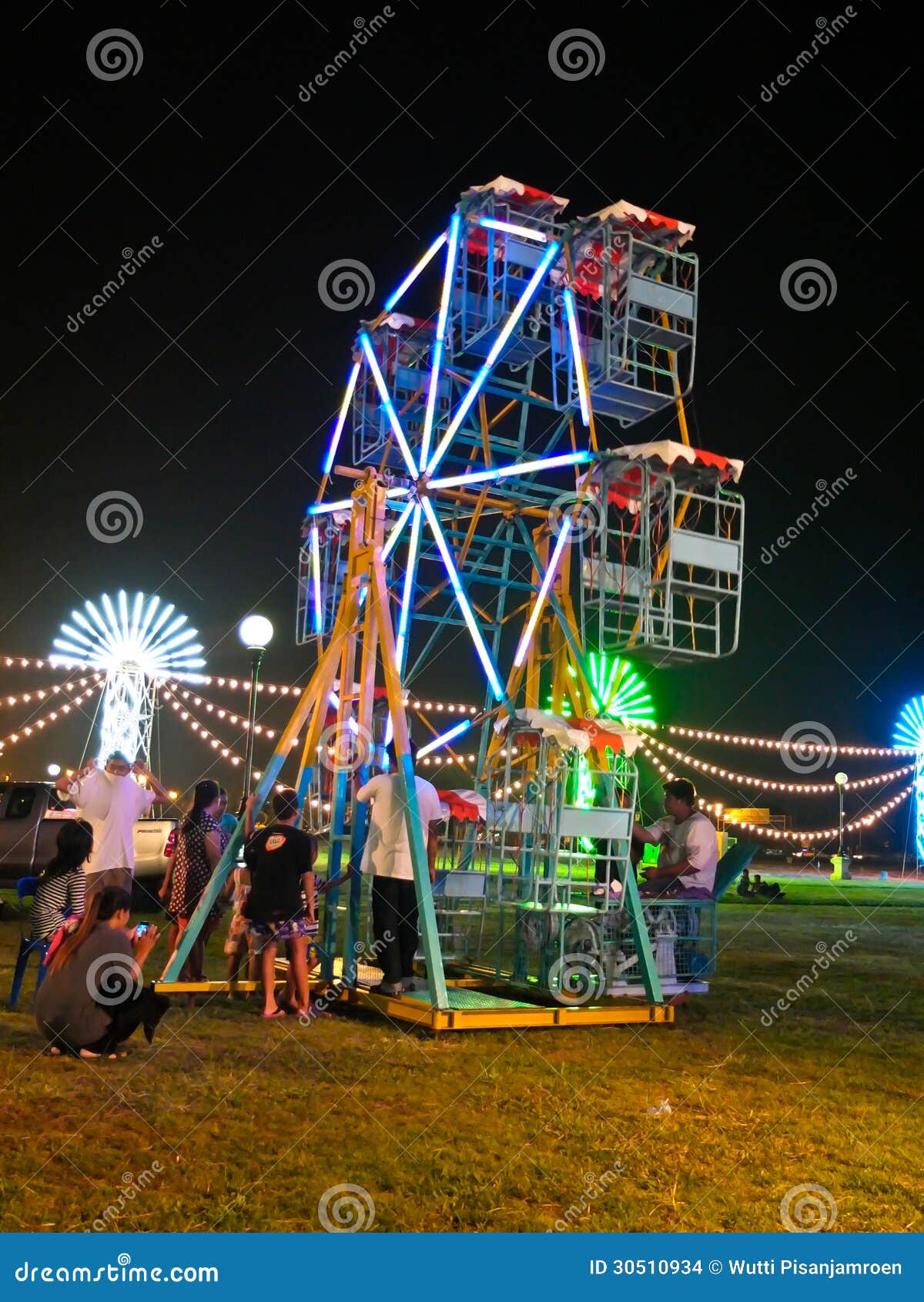 Small Ferris wheel editorial stock image. Image of cabin - 30510934