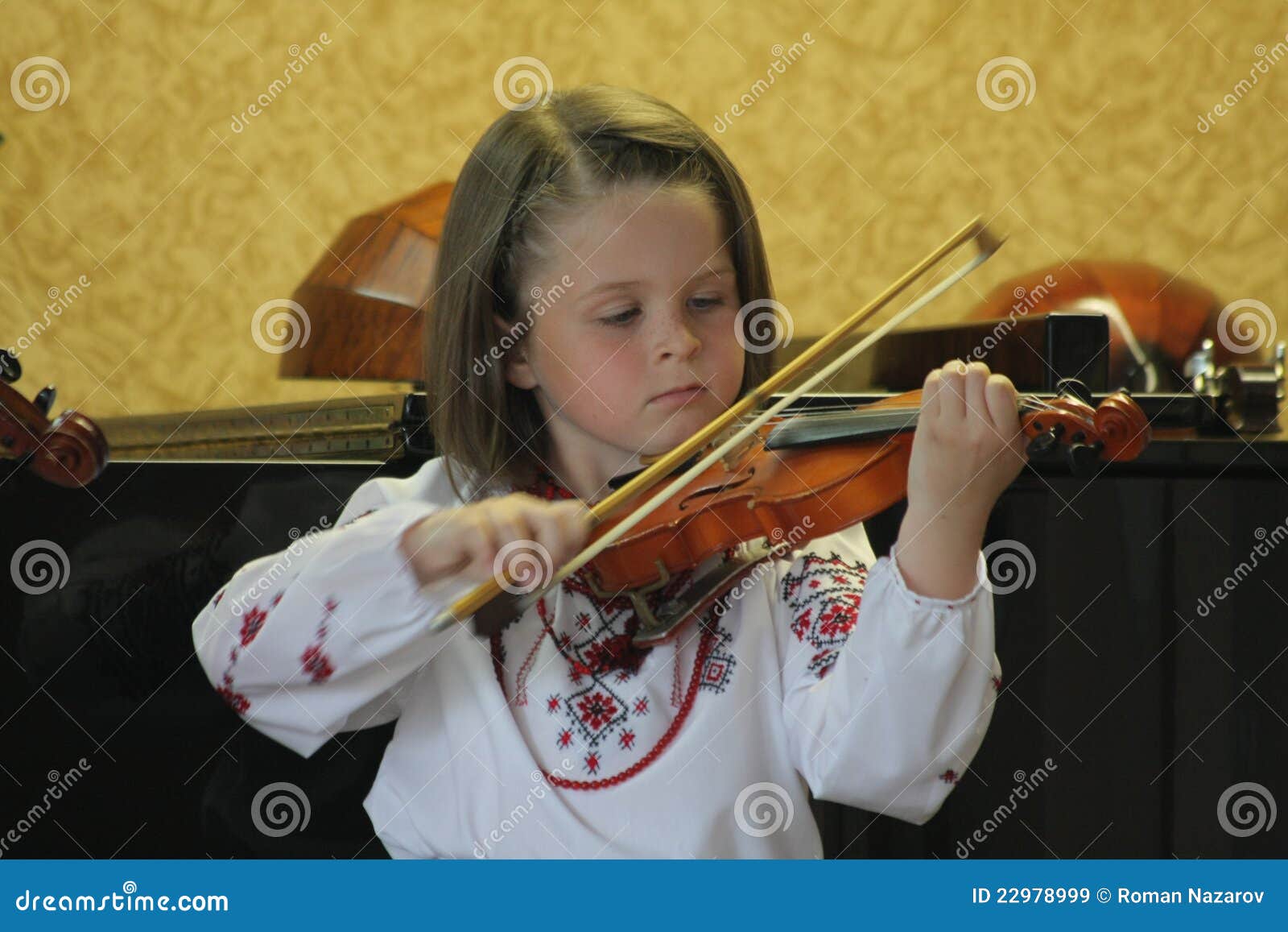 A small fiddler editorial stock image. Image of melody - 22978999