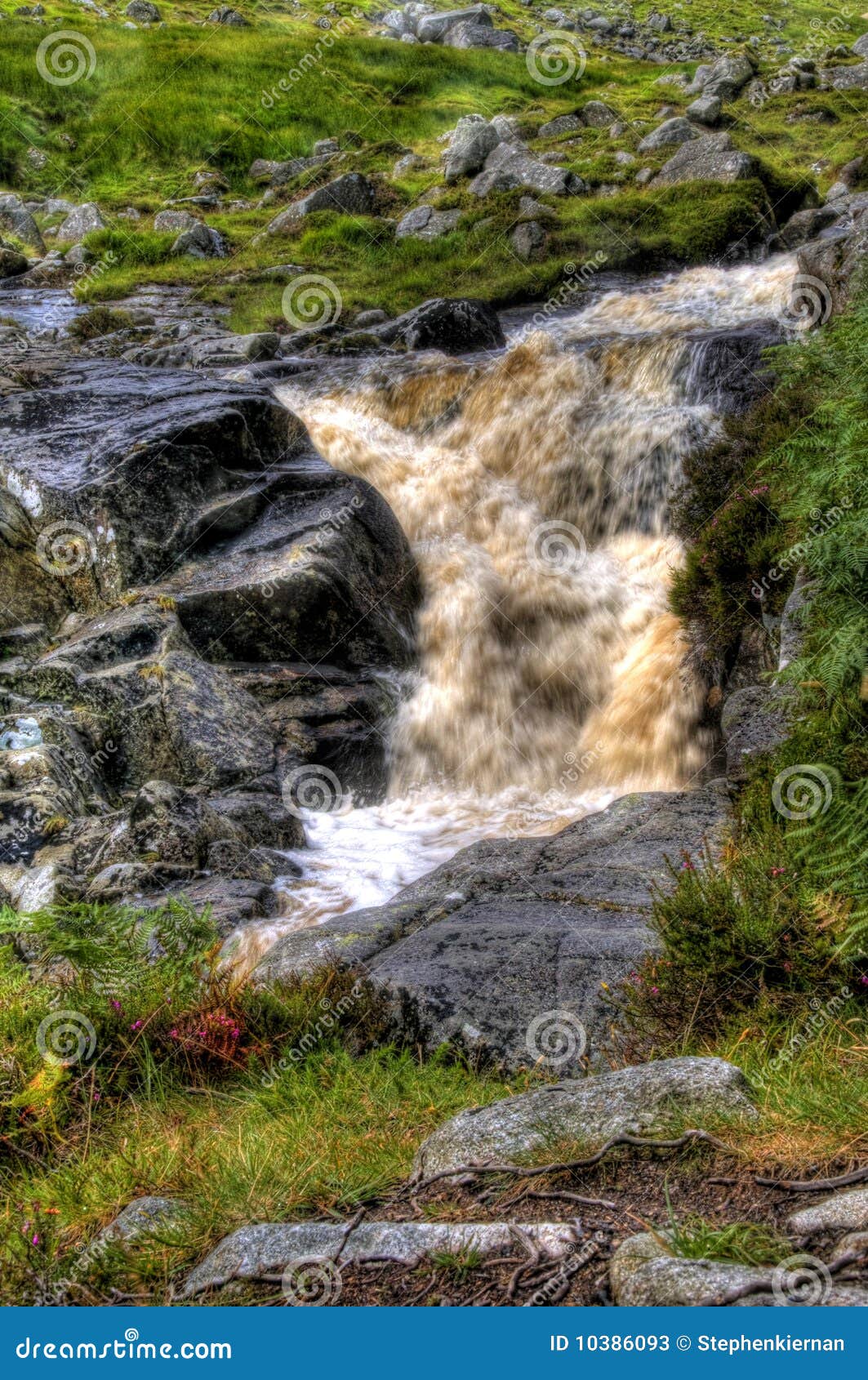 Small flowing waterfall stock image. Image of relaxing - 10386093