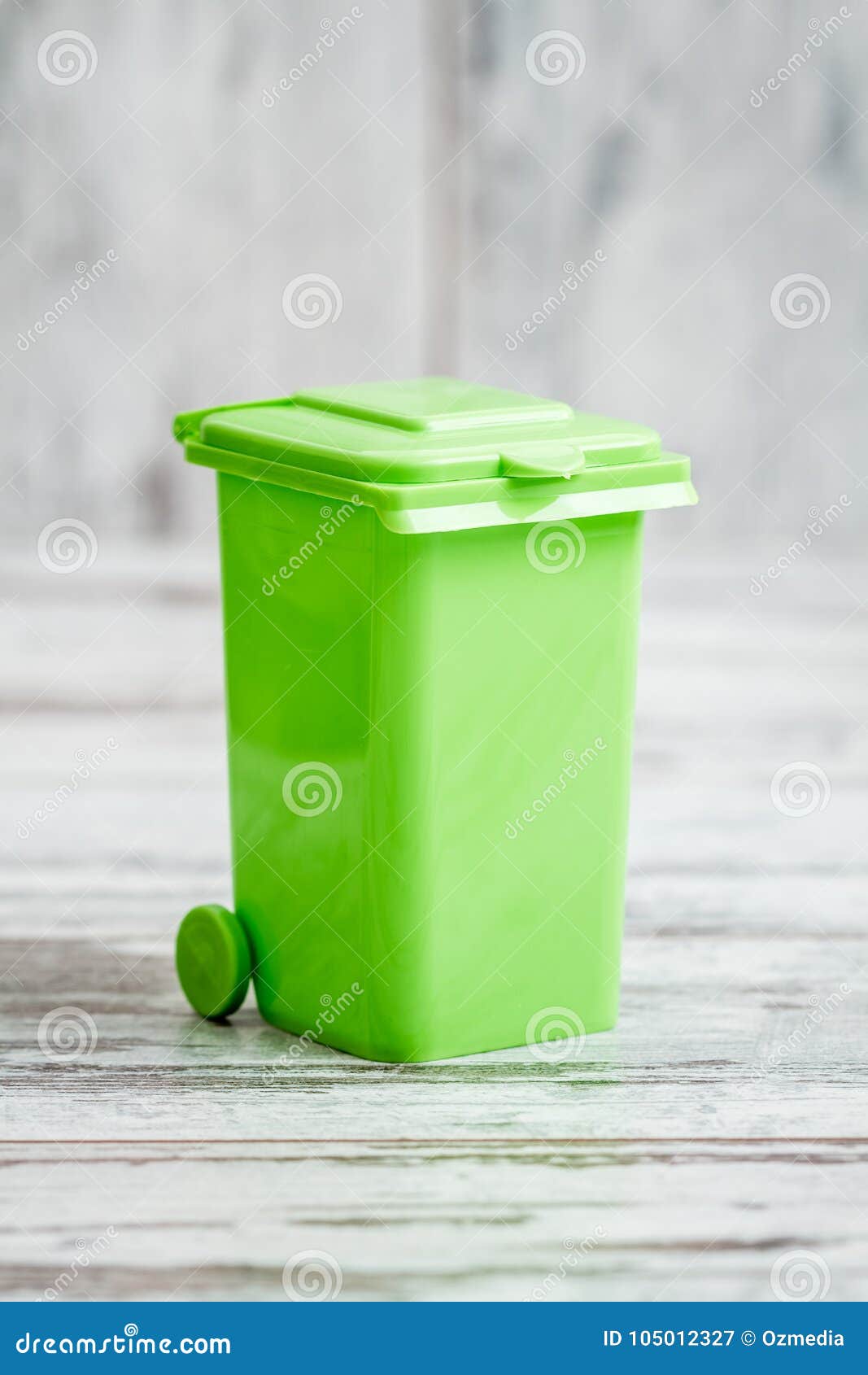 Small Green Plastic Desk Organizer Box with Garbage Container De Stock ...