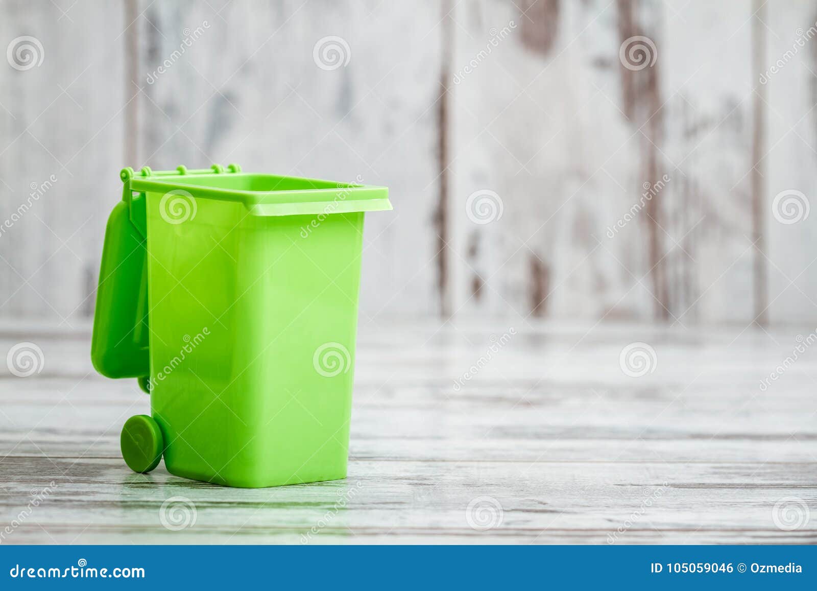 Small Green Plastic Desk Organizer Box with Garbage Container De Stock ...