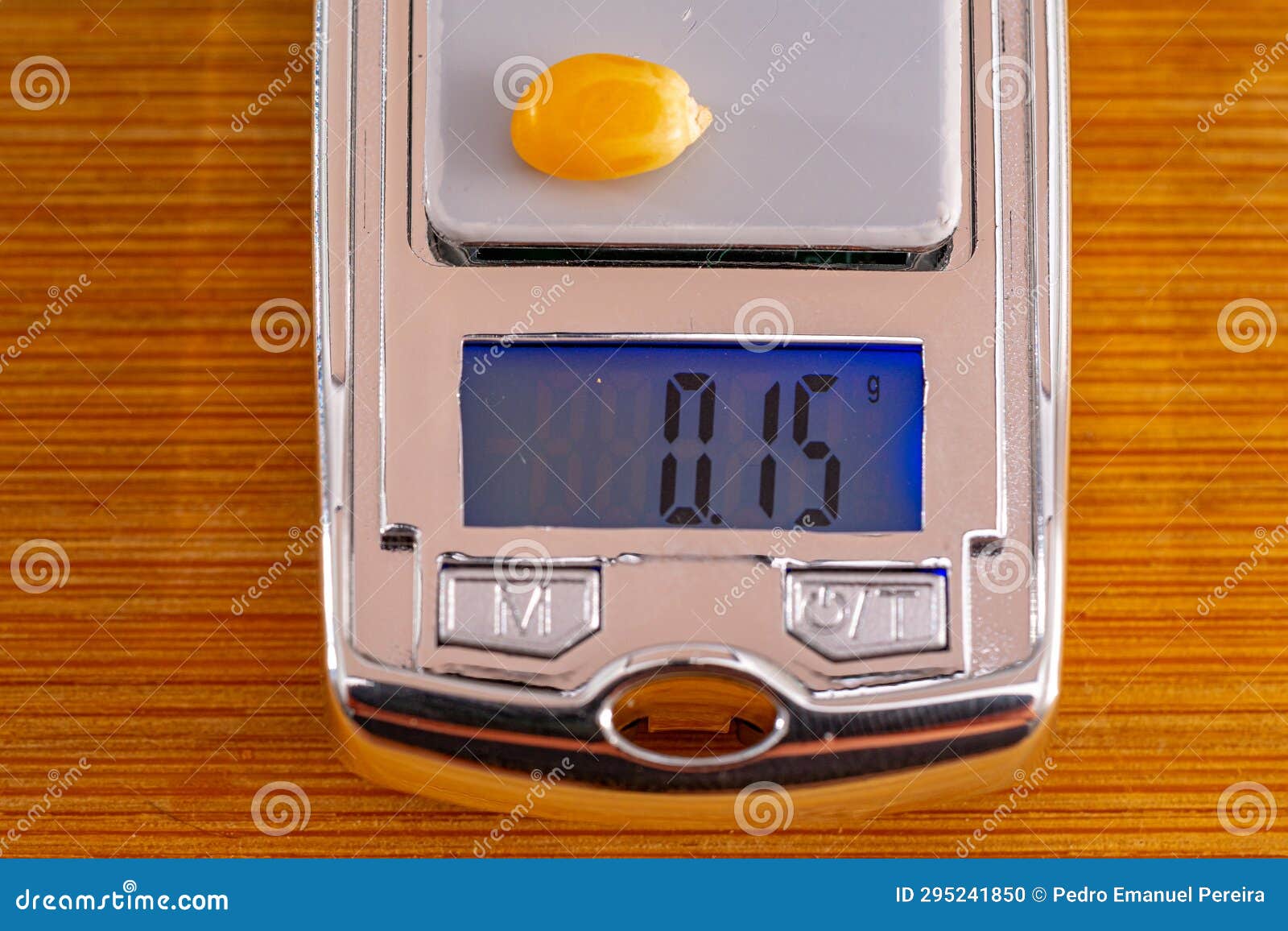 Small Precision Scales with a Corn Kernel Weighing 0.15g on the Digital ...