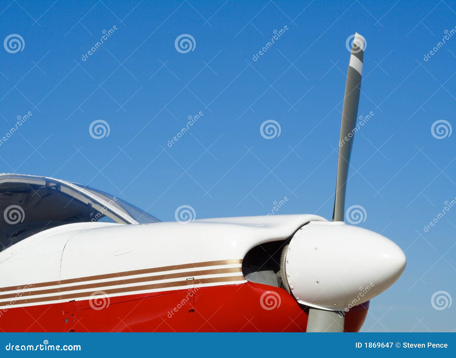 Small Red & White Aircraft Stock Image - Image of power, engine: 1869647