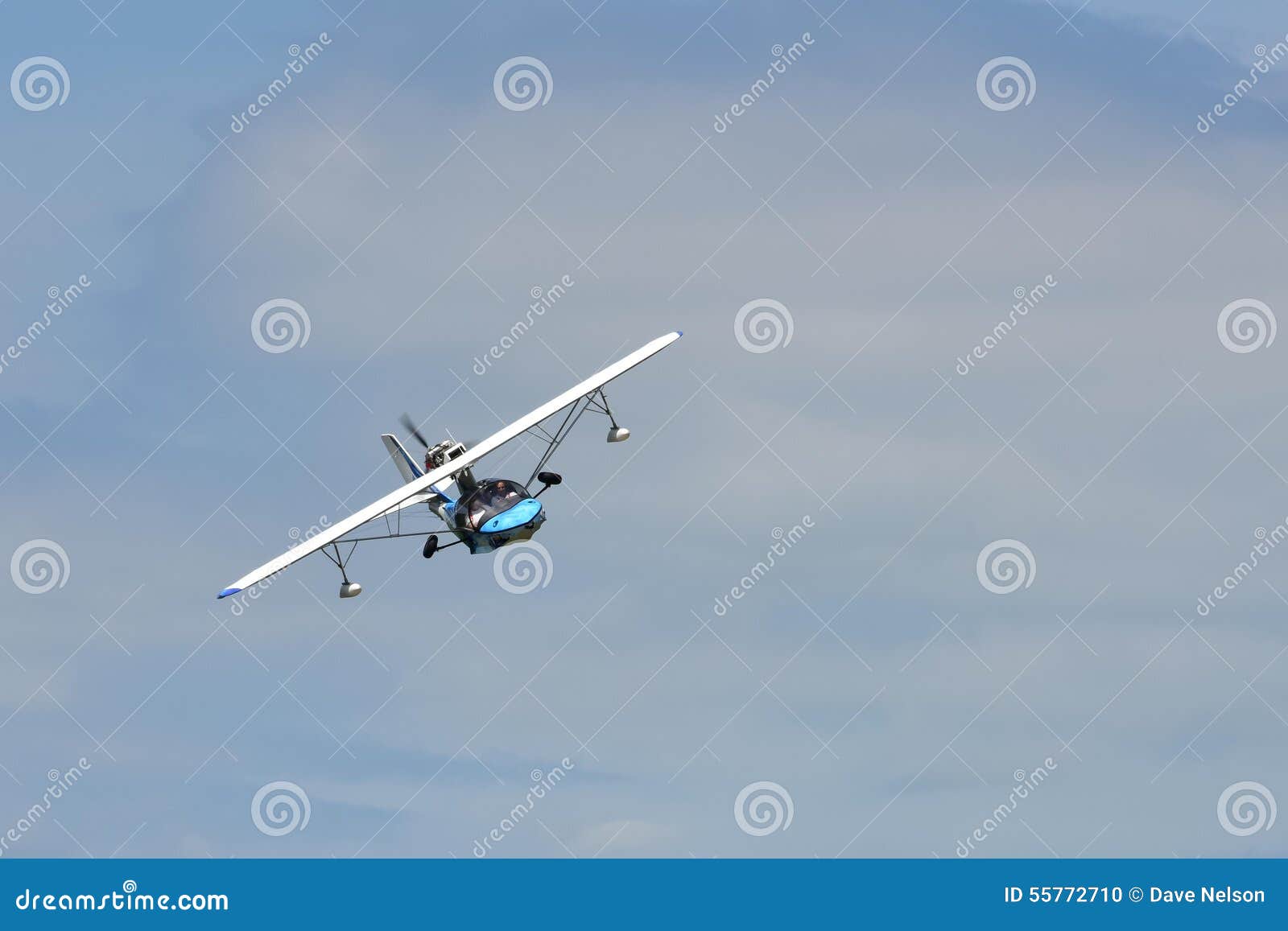 Small seaplane in flight editorial image. Image of flight - 55772710