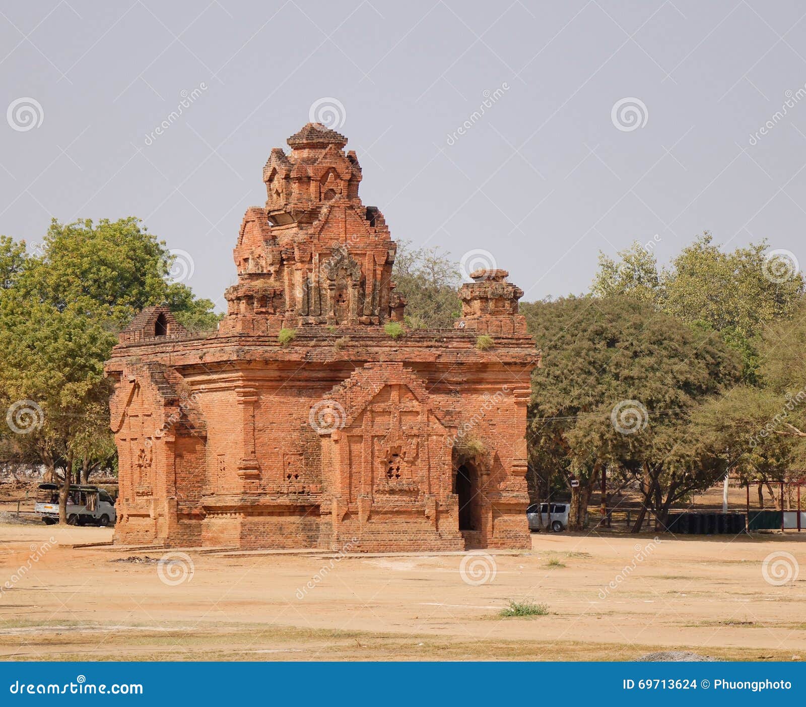 Small Stupa at Htilominlo Temple in Bagan, Myanmar Editorial Stock ...