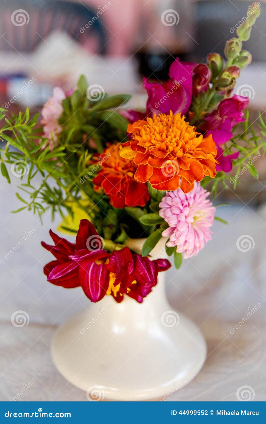 Small Summer Flower Arrangement Stock Photo - Image of flower, polen ...