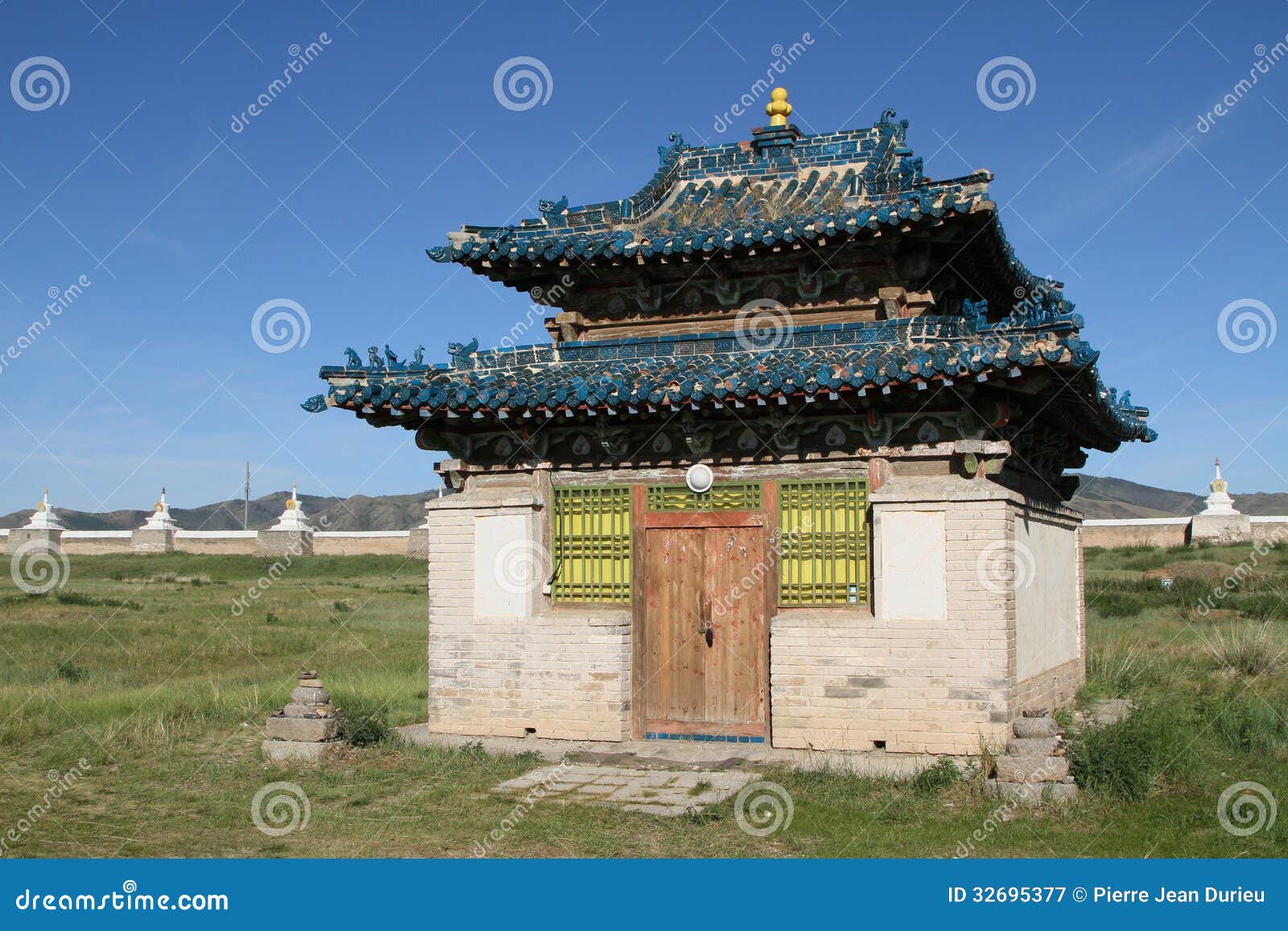 Small Temple In Front Of The Main Entrance Of The Pashupatinath Temple ...