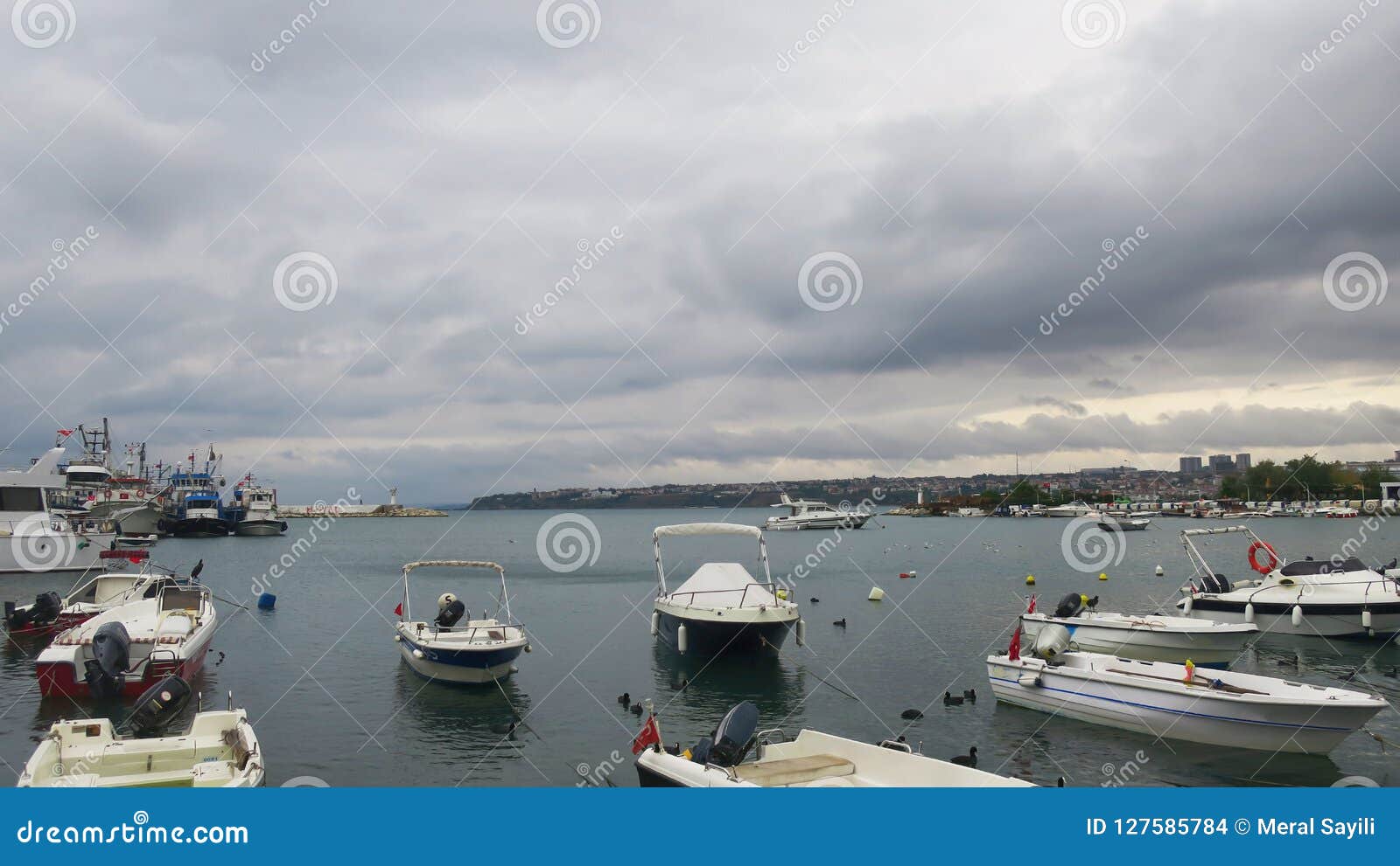 Empty boat in the sea editorial stock image. Image of oars - 127585784