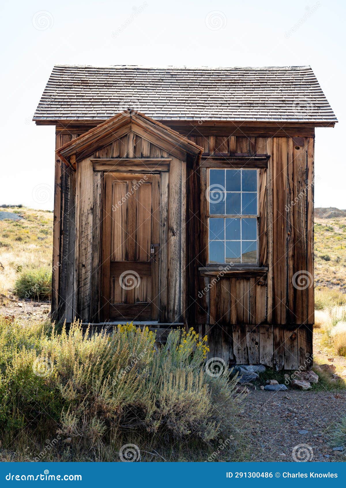 Small Weathered Old Shack in a California Desert Stock Photo - Image of gold, wood: 291300486
