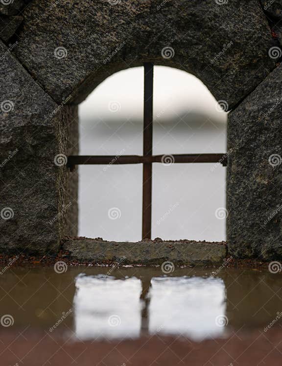 Small Window in a Garden Wall.. Stock Photo - Image of decorative, wall ...