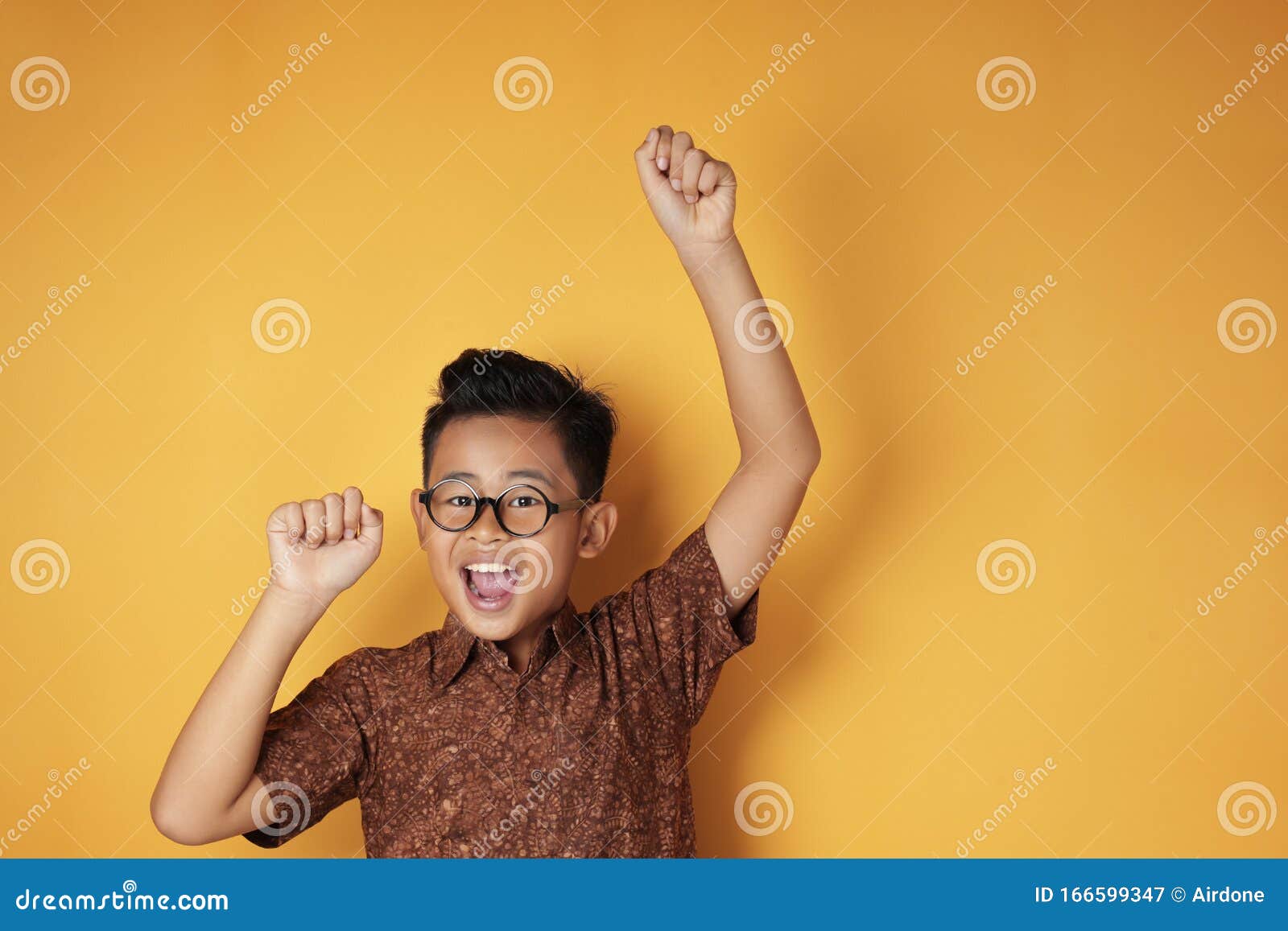Smart Asian Boy Shows Winning Gesture 库存图片 - 图片 包括有 腋窝, 纵向: 166599347