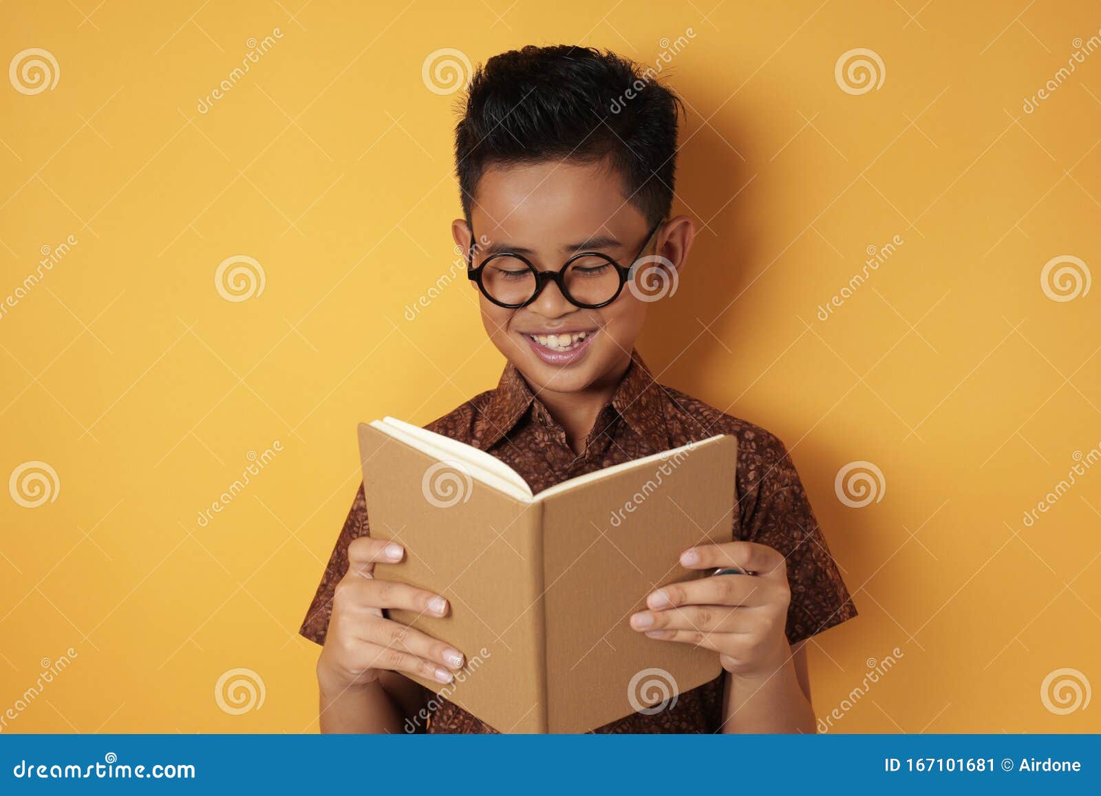 Smart Asian Boy Smiling while Reading Book 库存图片 - 图片 包括有 男性, 敬慕: 167101681