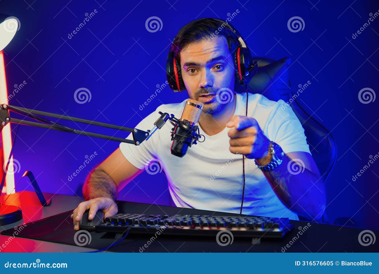 Smart Gaming Streamer Looking Camera with Pose Using Headset and Mic ...