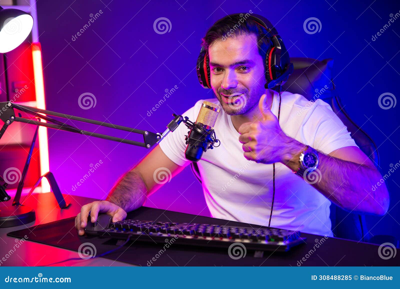 Smart Gaming Streamer Looking Camera with Pose Using Headset and Mic ...