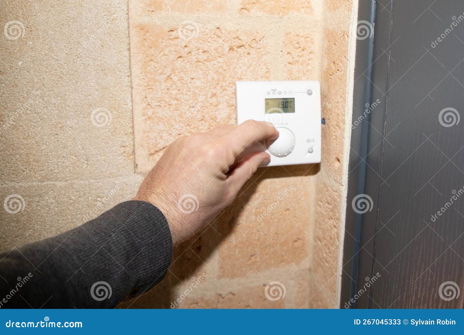 Adjust AC Temperature With Remote Control To Wall Type Air Conditioning ...