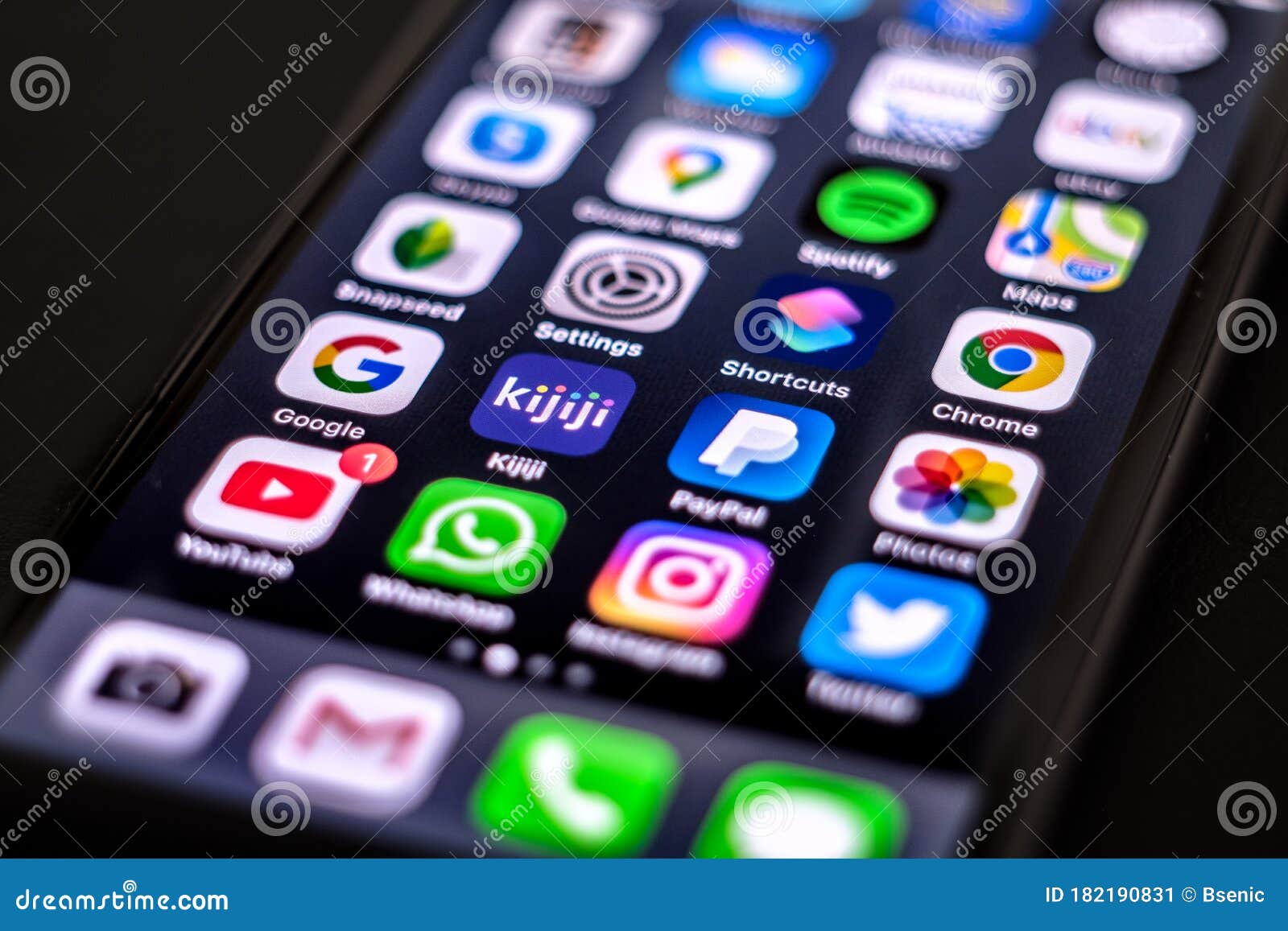 Smart Phone Screen Displaying Popular Social Network Apps Editorial ... Smart Phone Screen Displaying Popular Social Network Apps Editorial ...