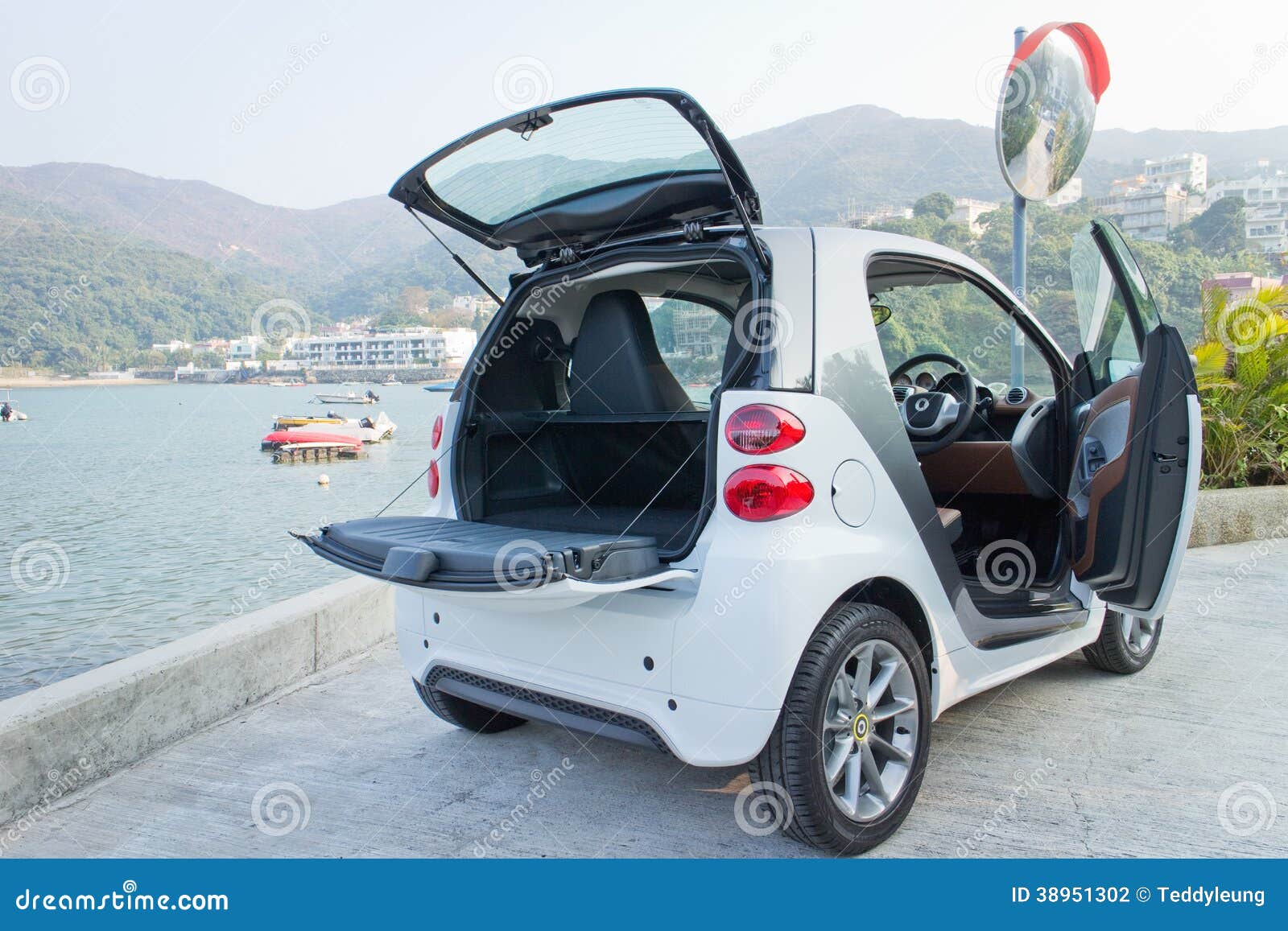 Smart Pour La Porte Ouverte De Deux BoConcept Photographie éditorial ...