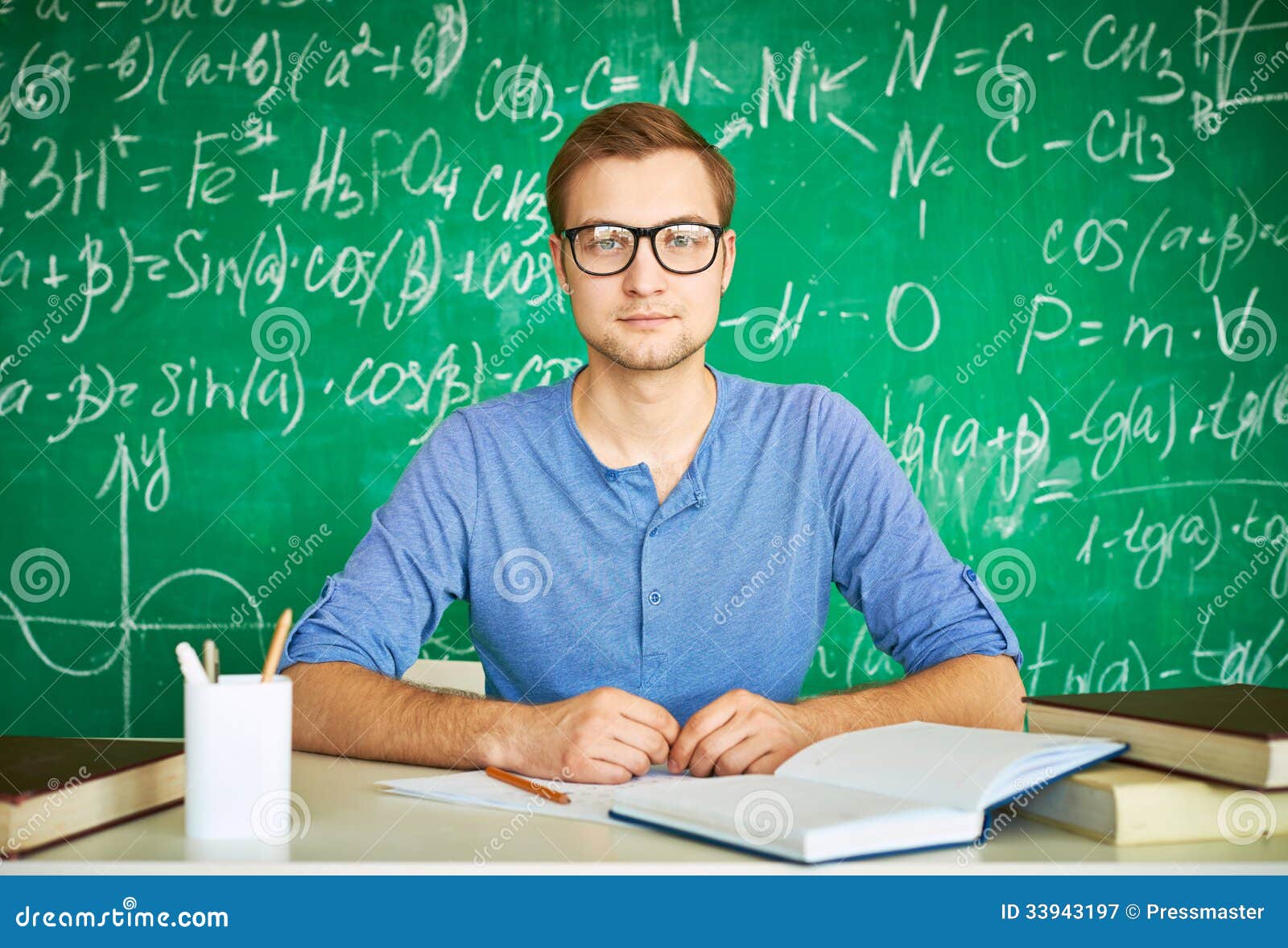 Smart student fotografering för bildbyråer. Bild av utbildning - 33943197