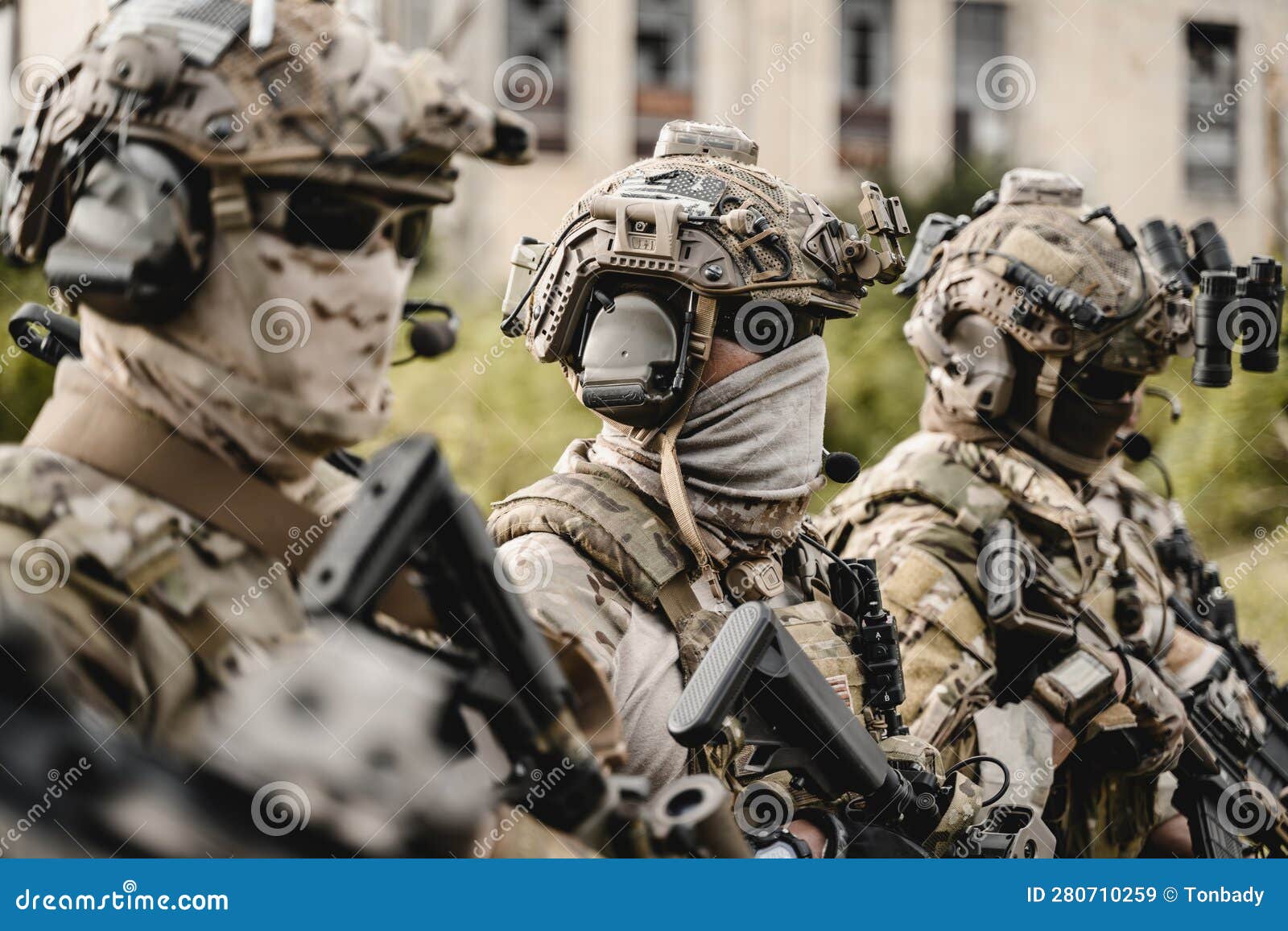 Smart Teamwork of Soldiers Running Forward and Attacking Enemy Stock ...