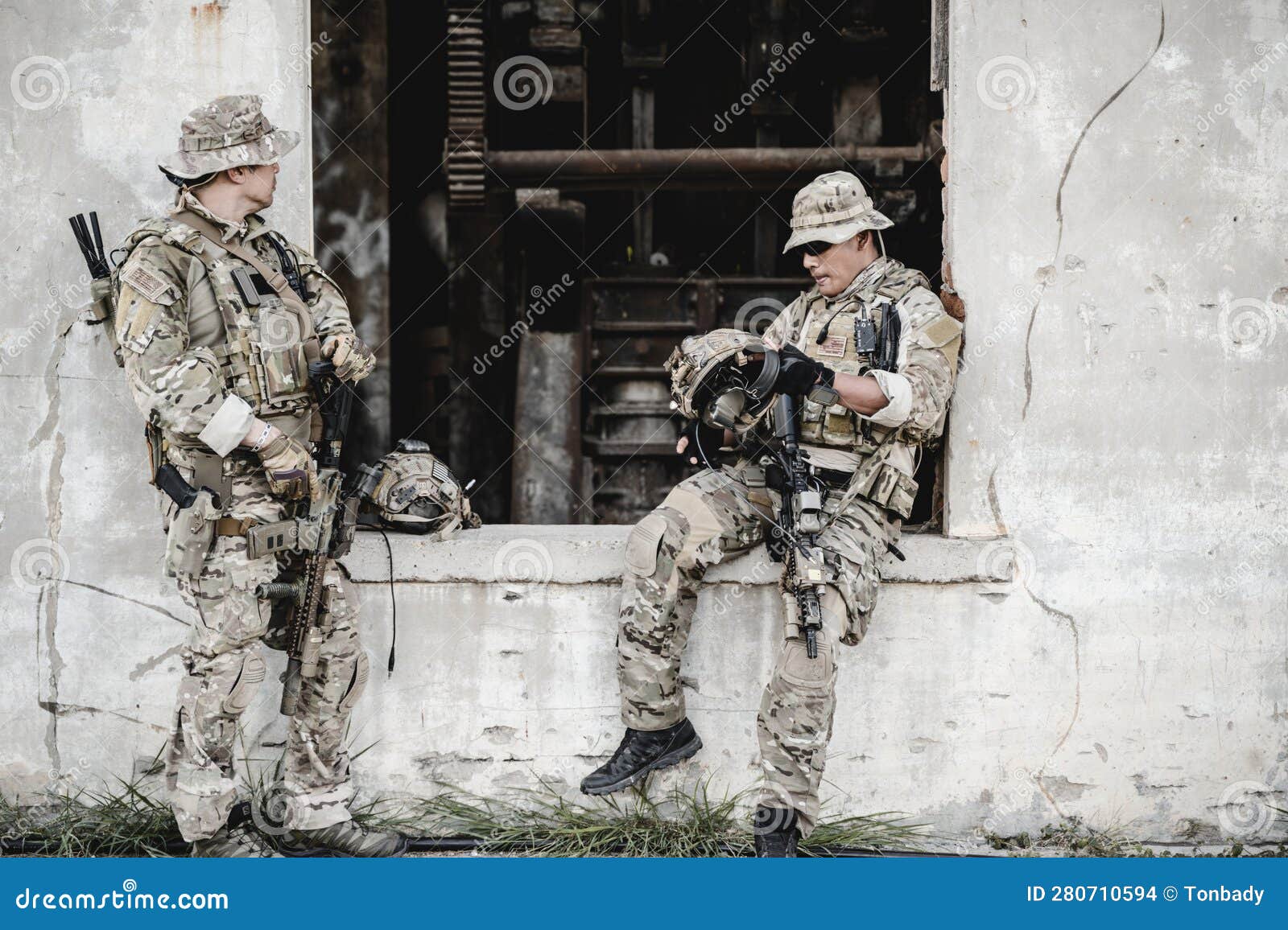 Smart Teamwork of Soldiers Running Forward and Attacking Enemy Stock ...