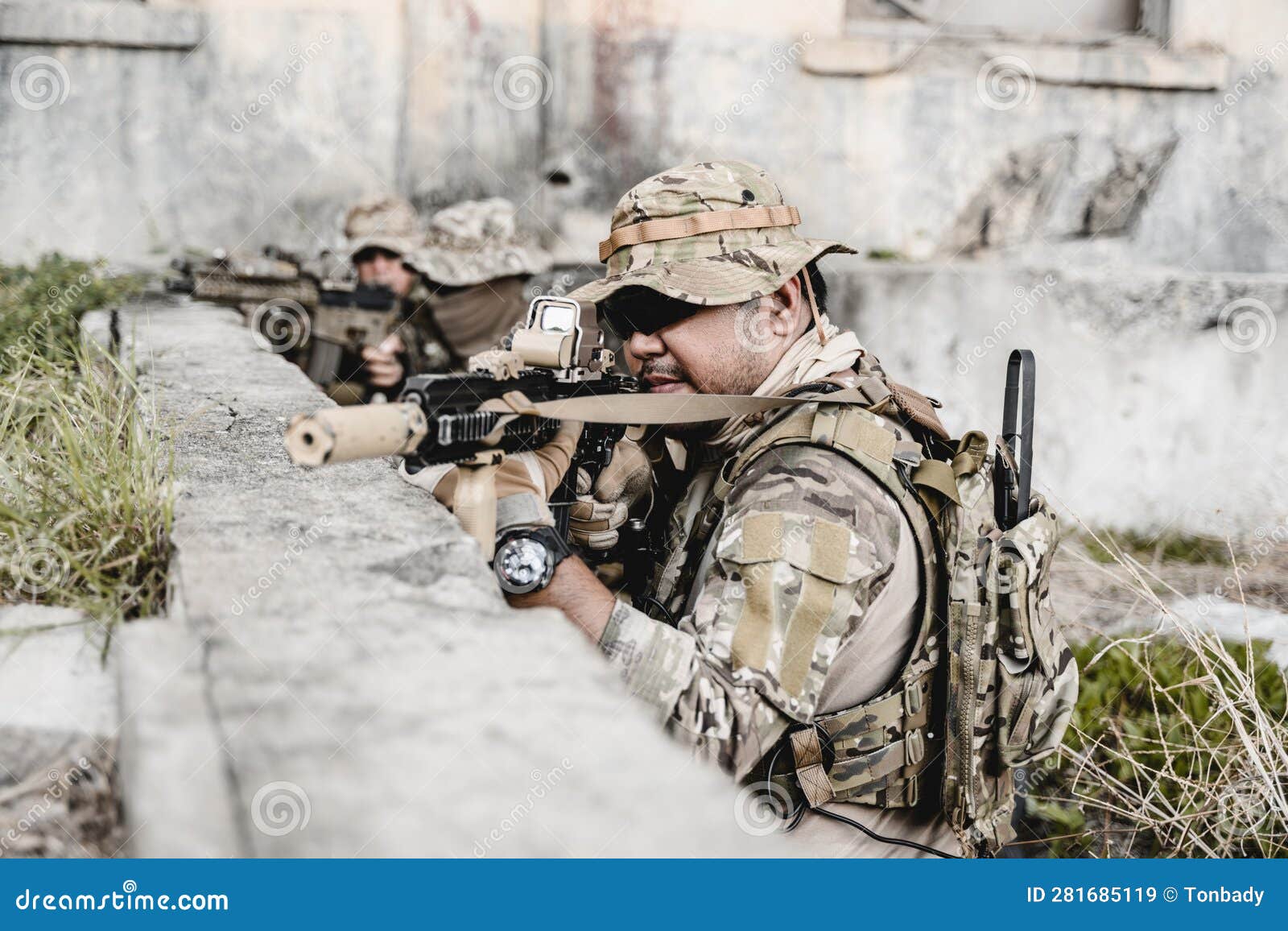 Smart Teamwork of Soldiers Running Forward and Attacking Enemy Stock ...