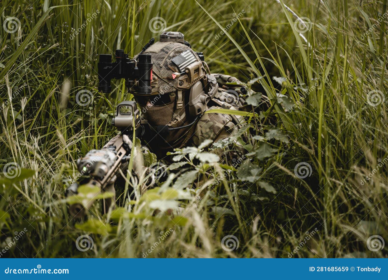 Smart Teamwork of Soldiers Running Forward and Attacking Enemy Stock ...