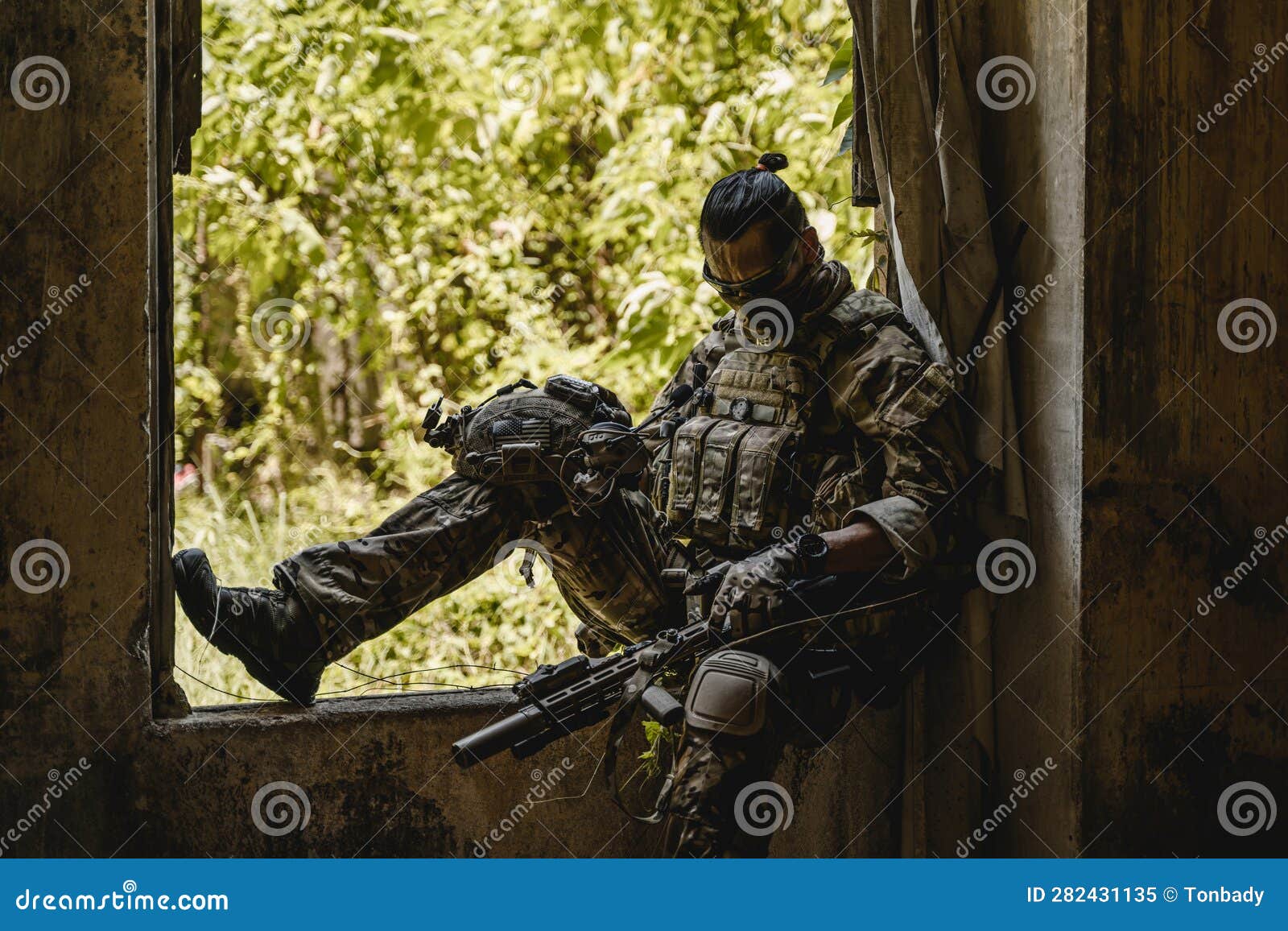 Smart Teamwork of Soldiers Running Forward and Attacking Enemy Stock ...