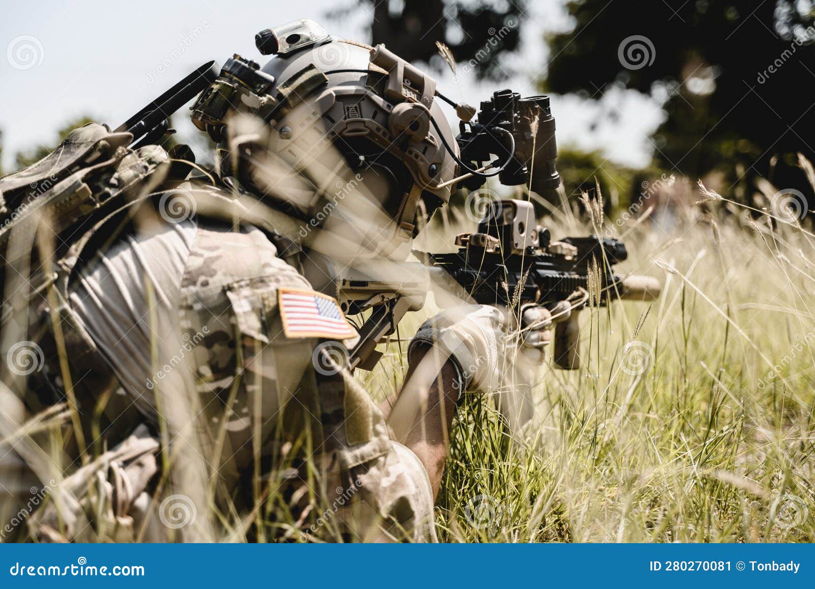 Smart Teamwork of Soldiers Running Forward and Attacking Enemy Stock ...