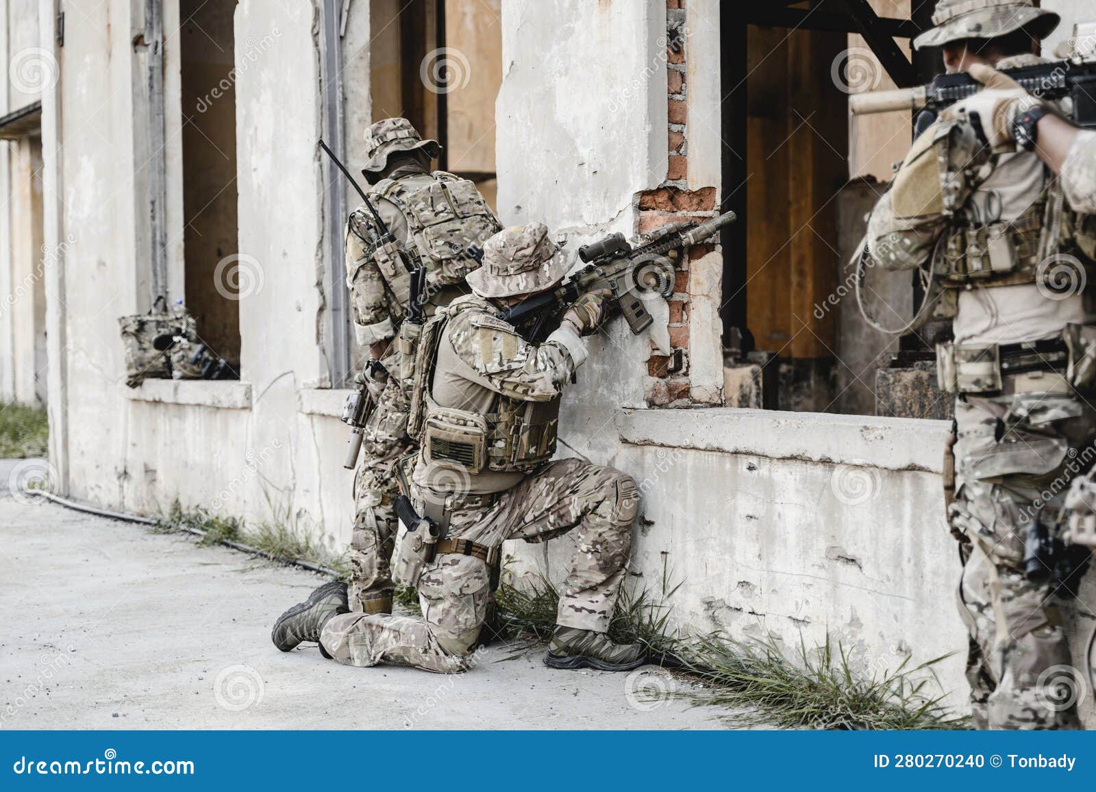 Smart Teamwork of Soldiers Running Forward and Attacking Enemy Stock ...