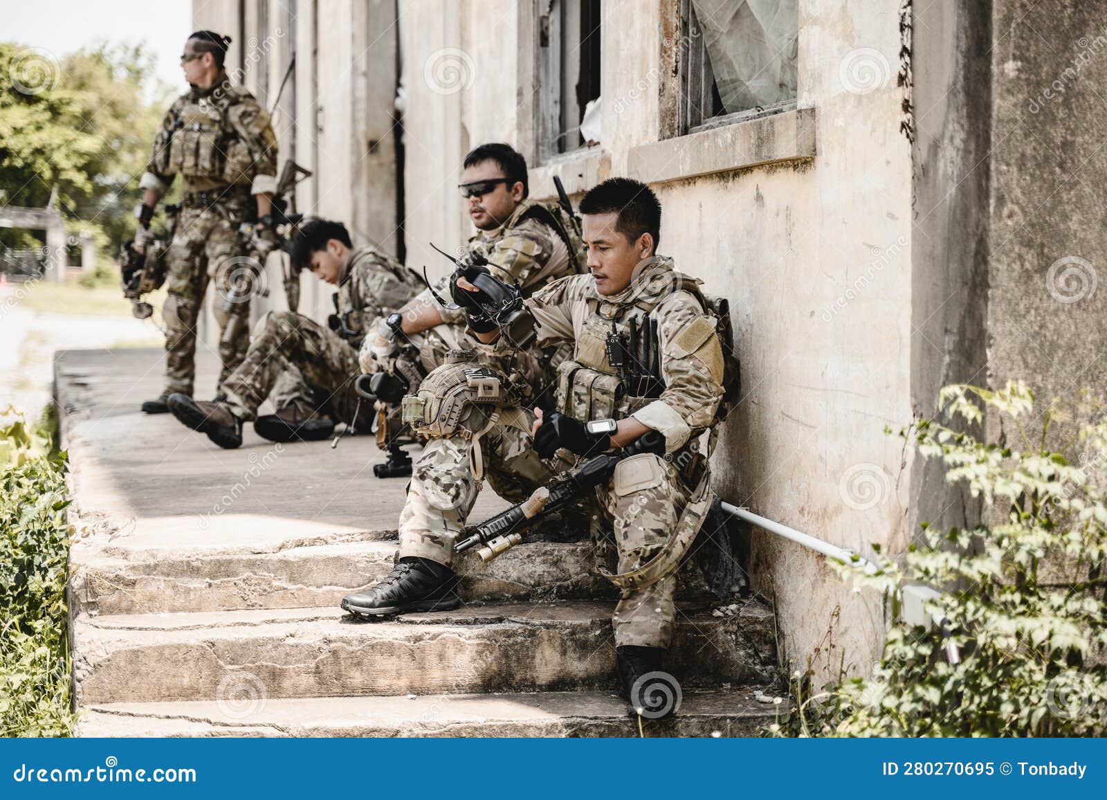 Smart Teamwork of Soldiers Running Forward and Attacking Enemy Stock ...